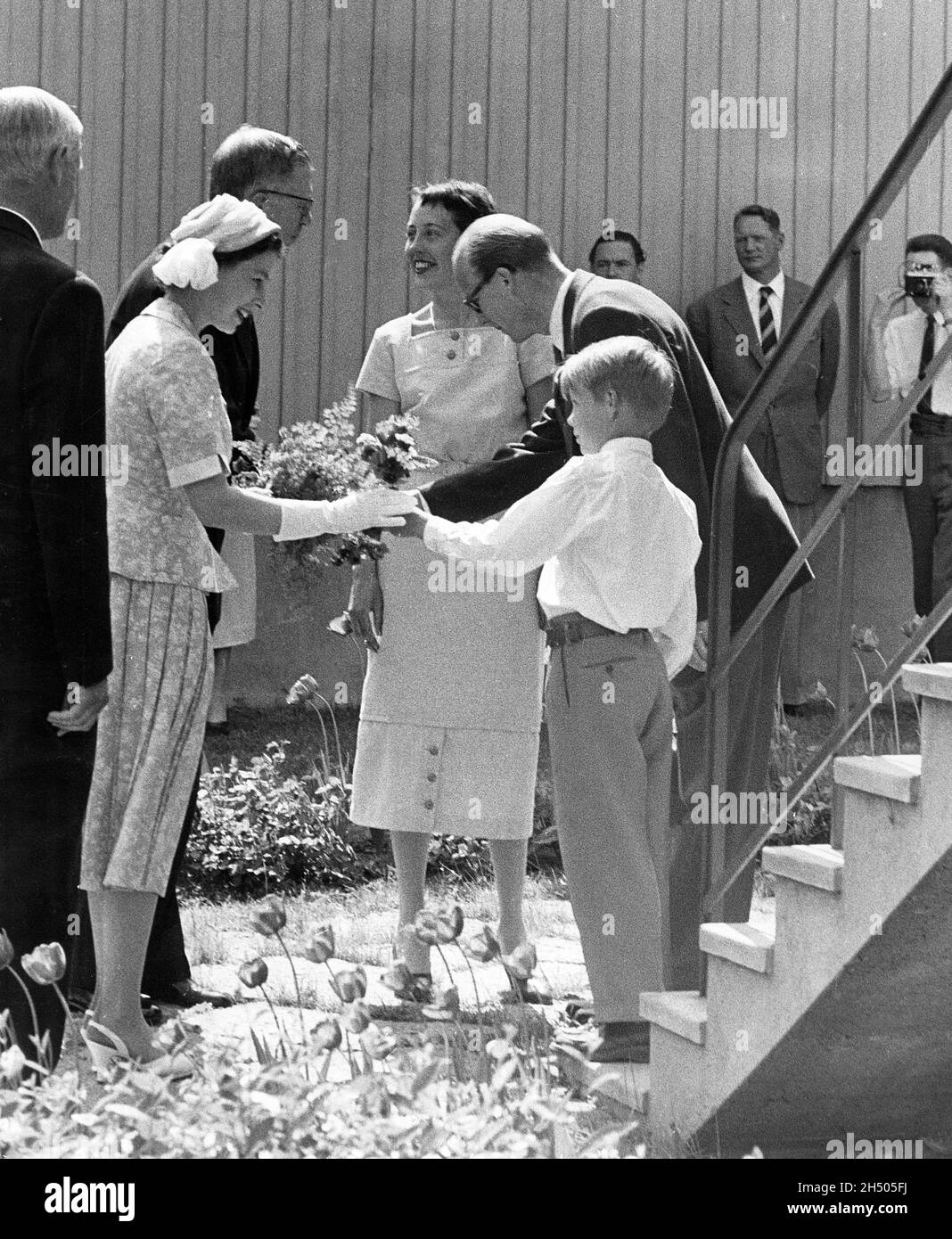 Queen Elizabeth II and King Gustaf VI Adolf visit painter Karl-Oskar ...