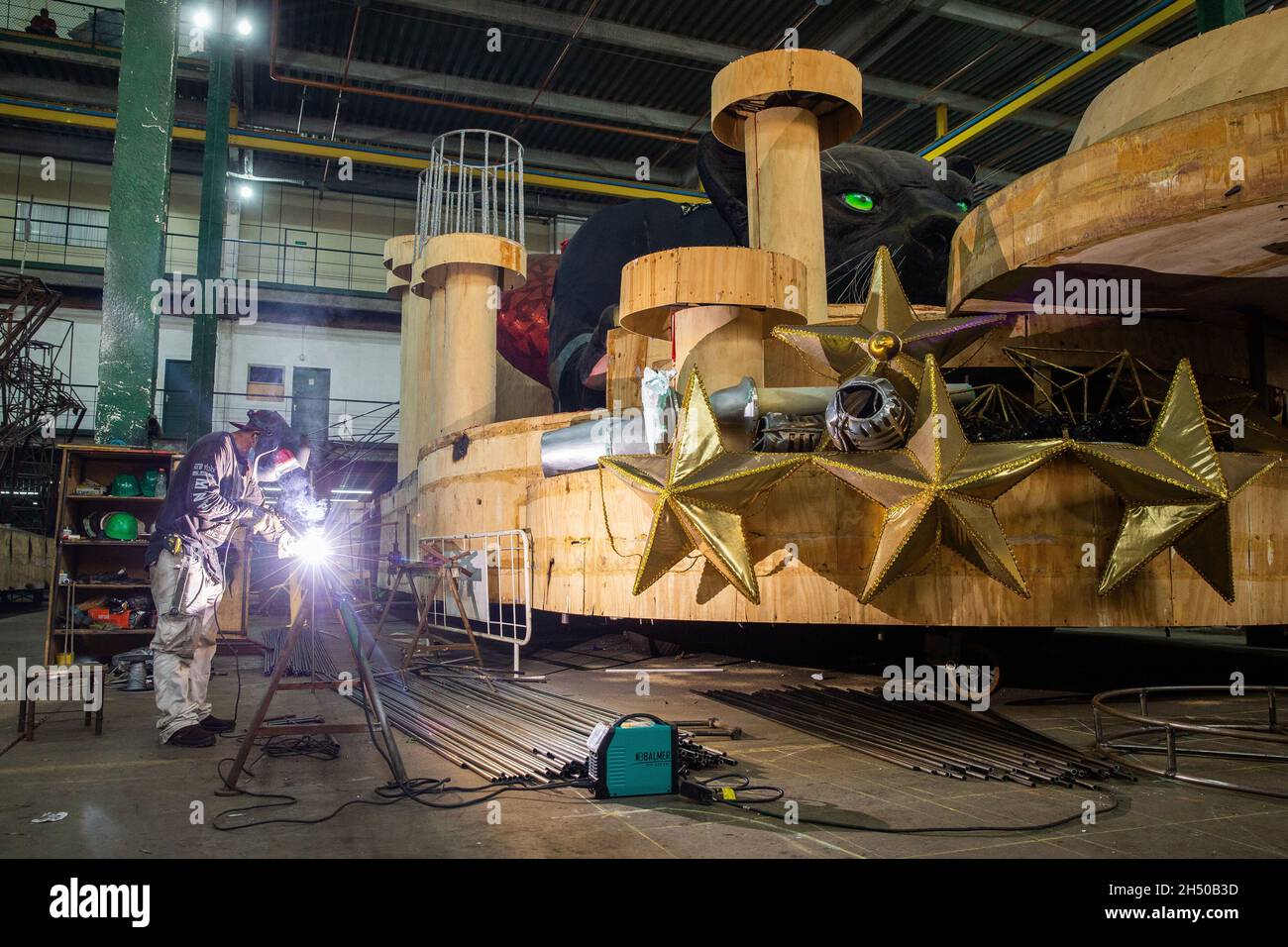 Carnival float build hi-res stock photography and images - Alamy