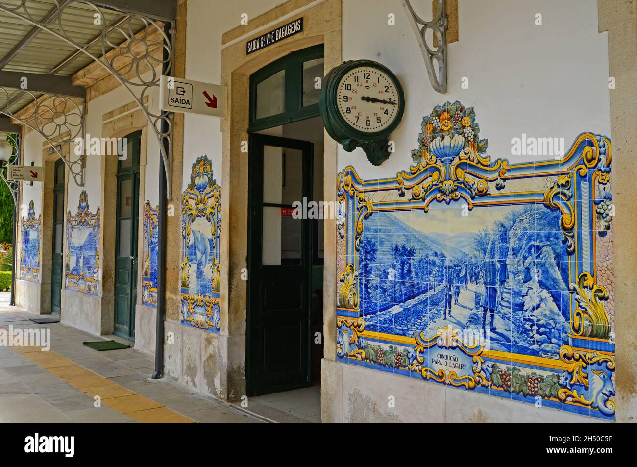Douro valley train hi-res stock photography and images - Alamy