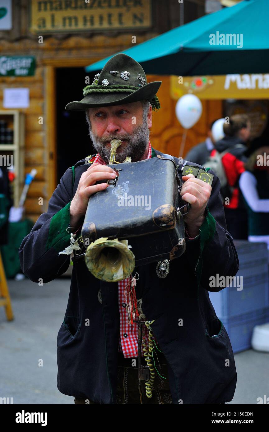 Bulky man hi-res stock photography and images - Alamy