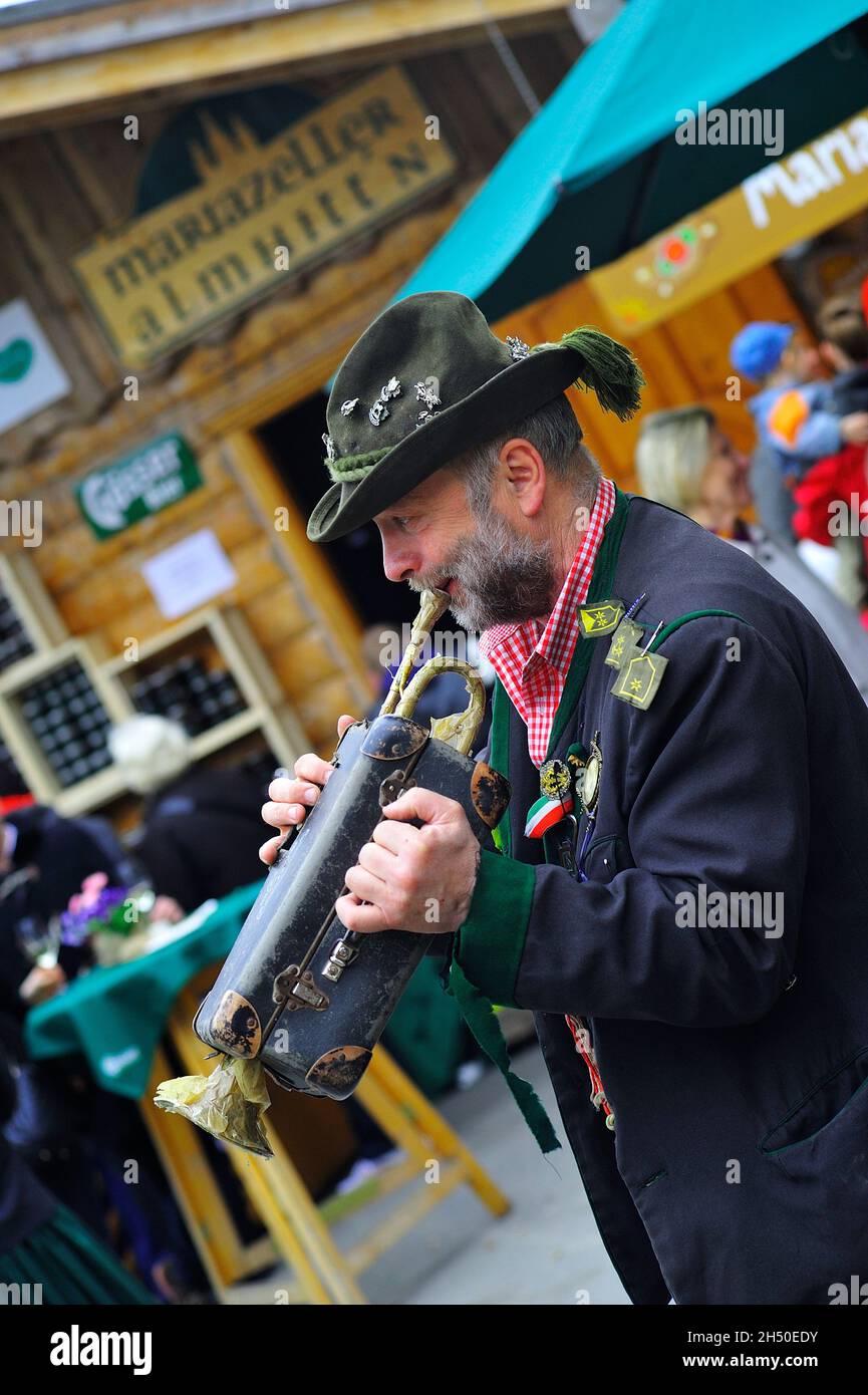 Bulky man hi-res stock photography and images - Alamy