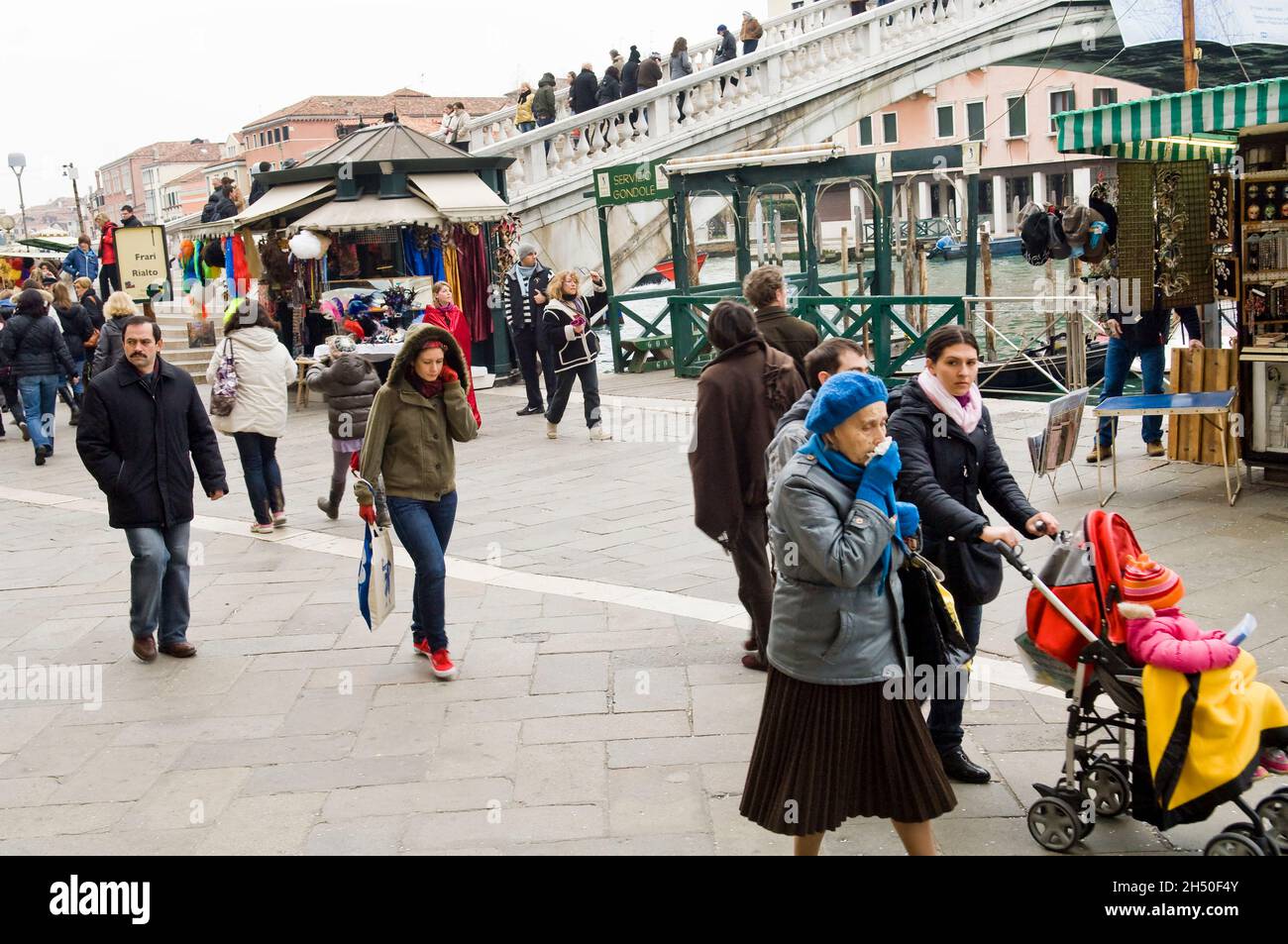 Crowds in venice hi-res stock photography and images - Alamy