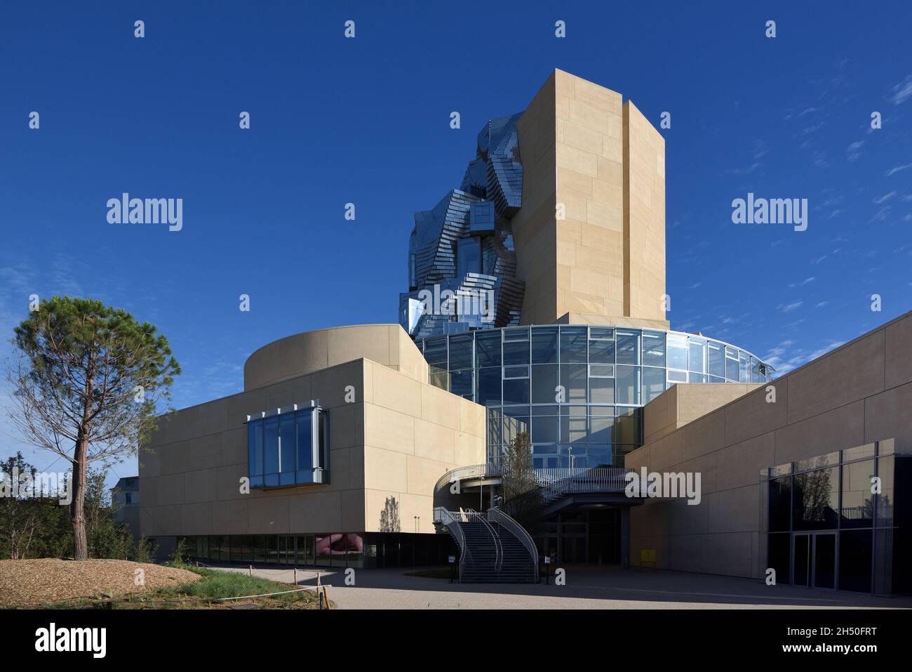 Frank gehry staircase exterior hi-res stock photography and images - Alamy
