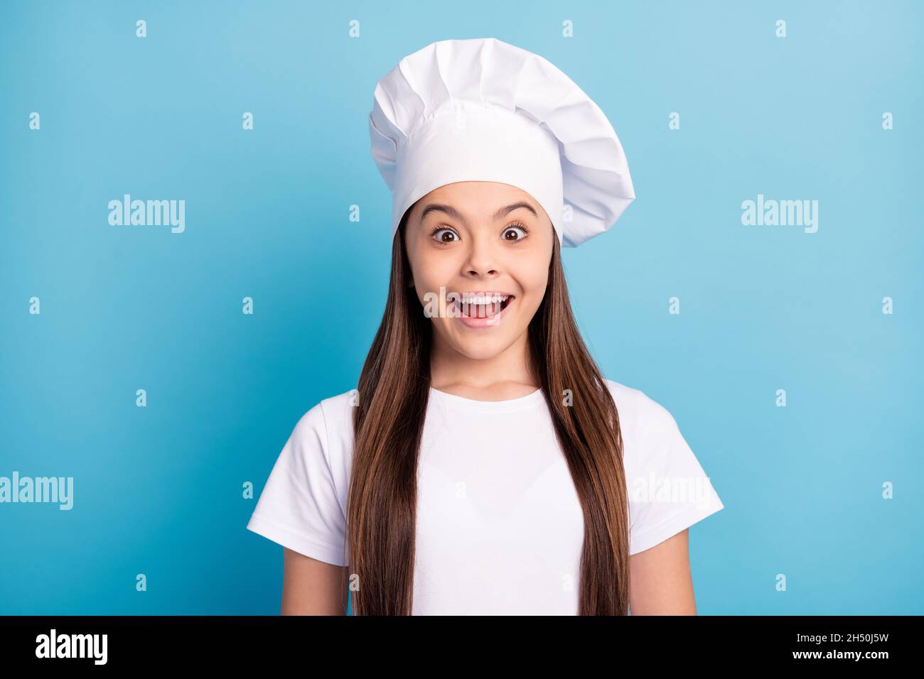 Photo of amazed shocked happy small chef girl wear hat news information ...