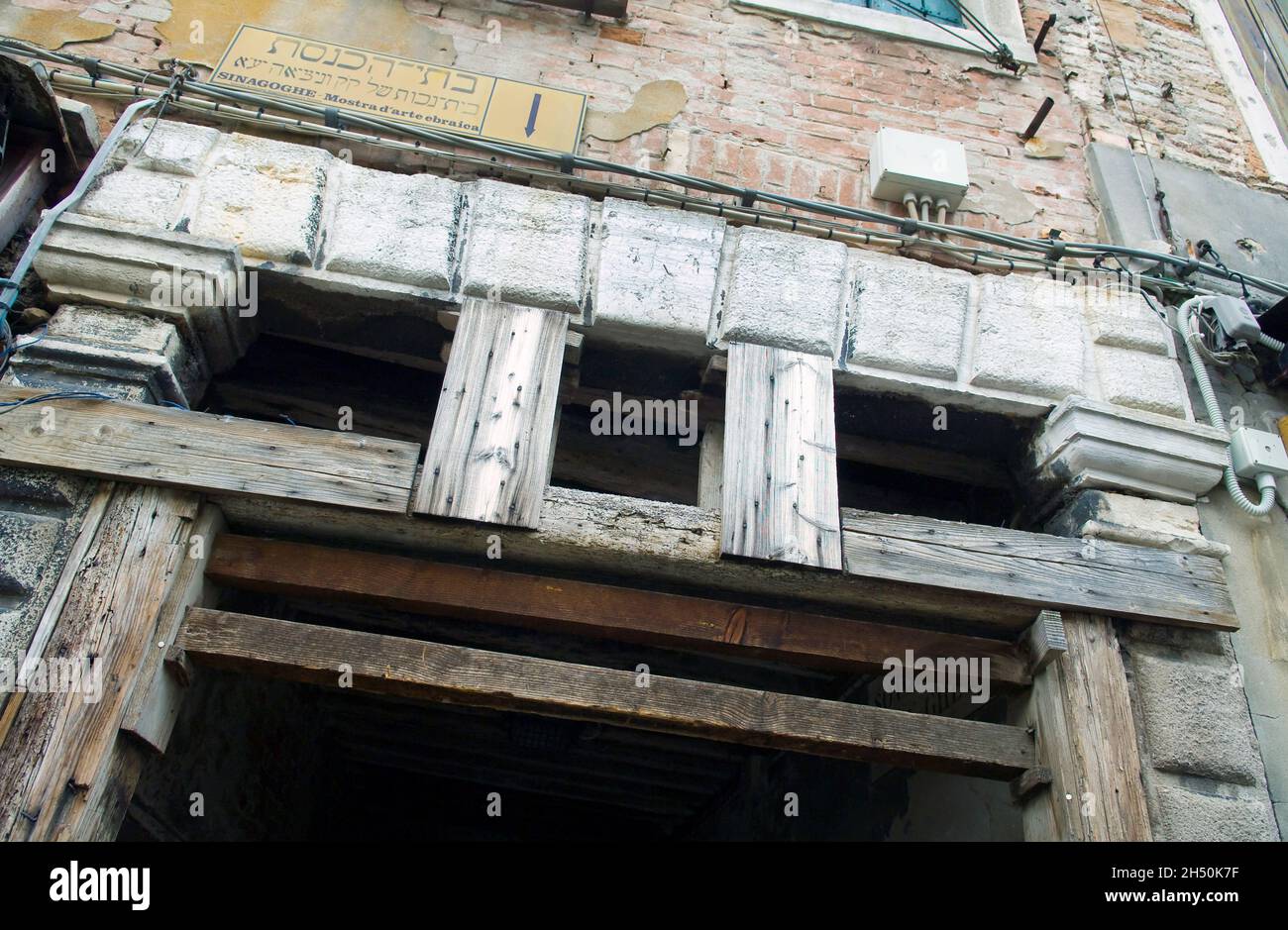 Warn out walls hi-res stock photography and images - Alamy