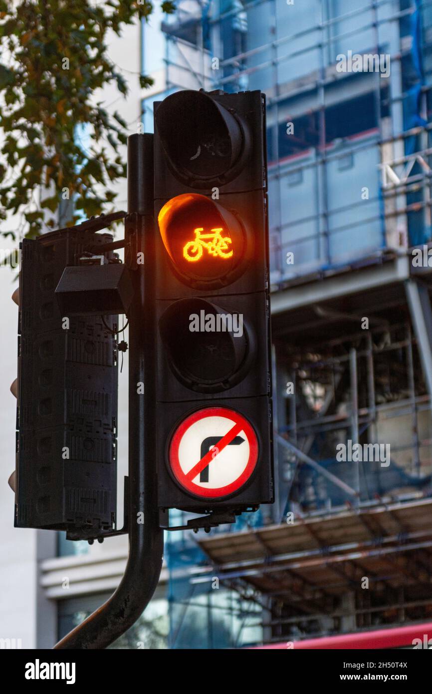 Amber cycle traffic light Stock Photo - Alamy