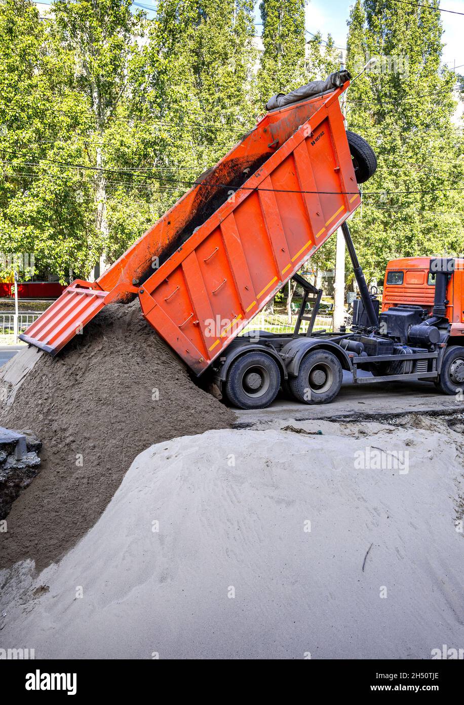 Dump truck unloading sand hi-res stock photography and images - Alamy