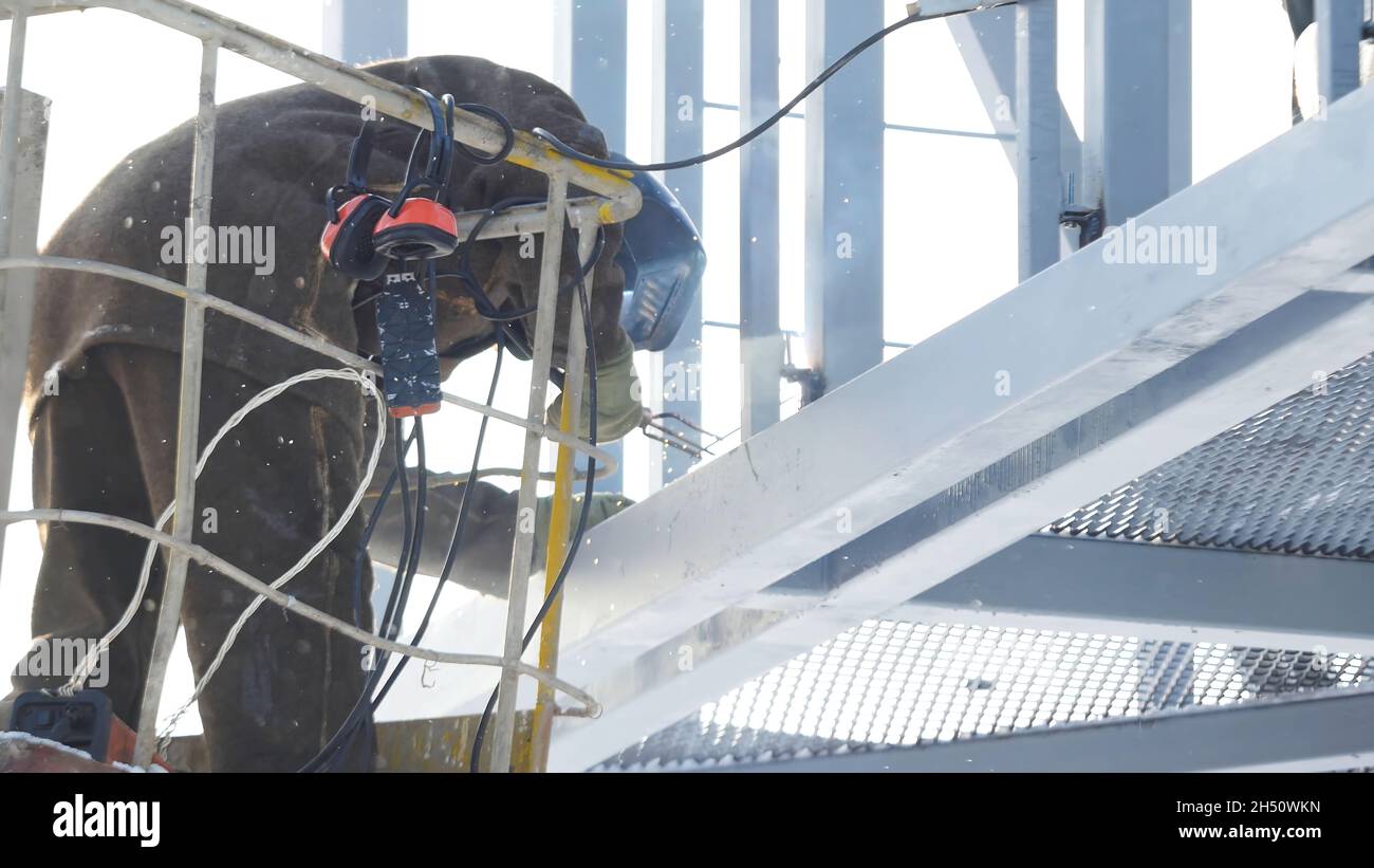 Construction workers working on scaffolding, Man Working on the Working ...