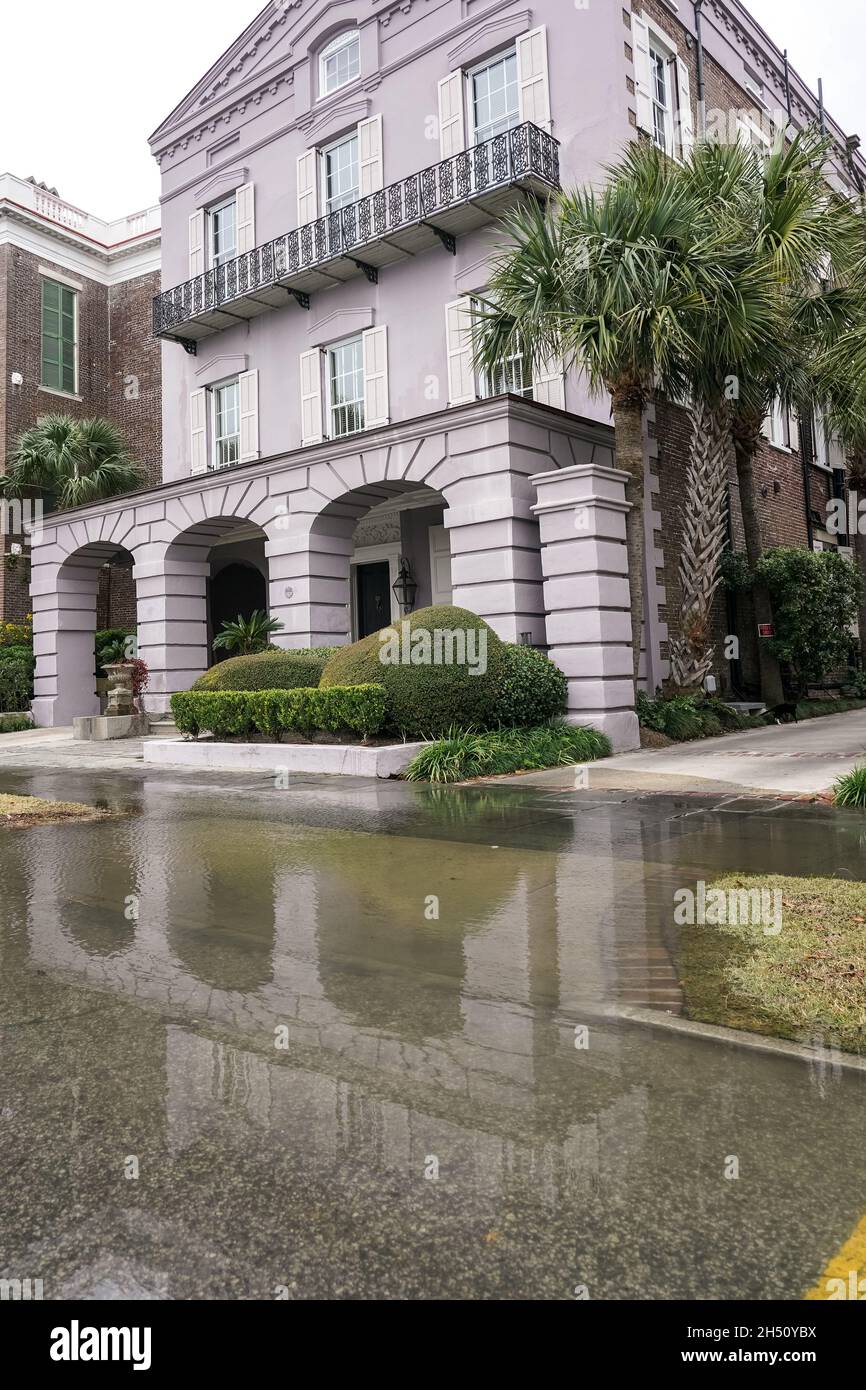 Charleston, USA. 05th Nov, 2022. A historic home along the Battery is ...