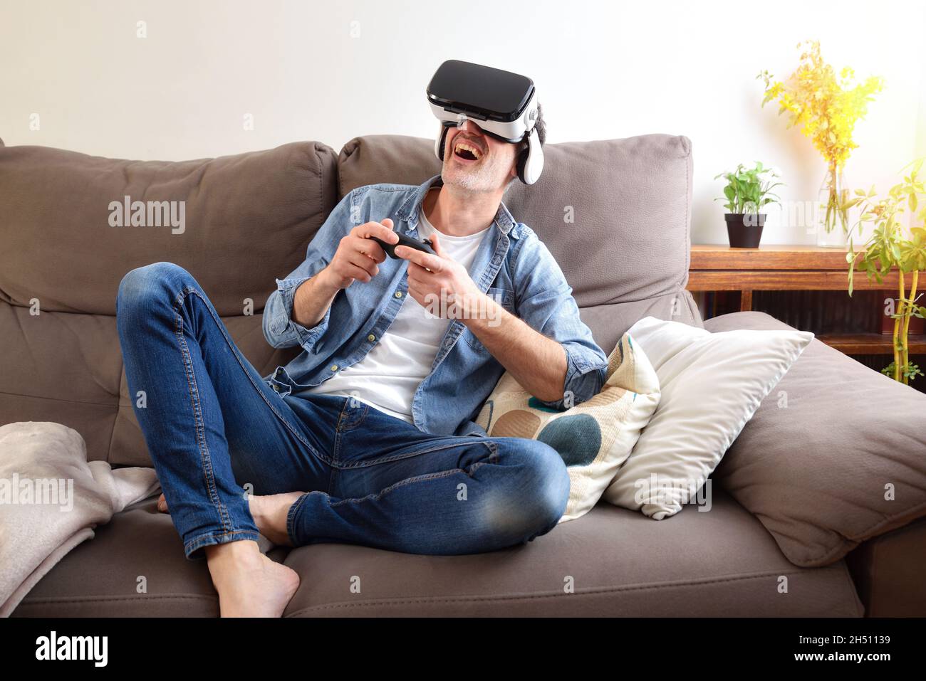 Vr man sofa hi-res stock photography and images - Alamy
