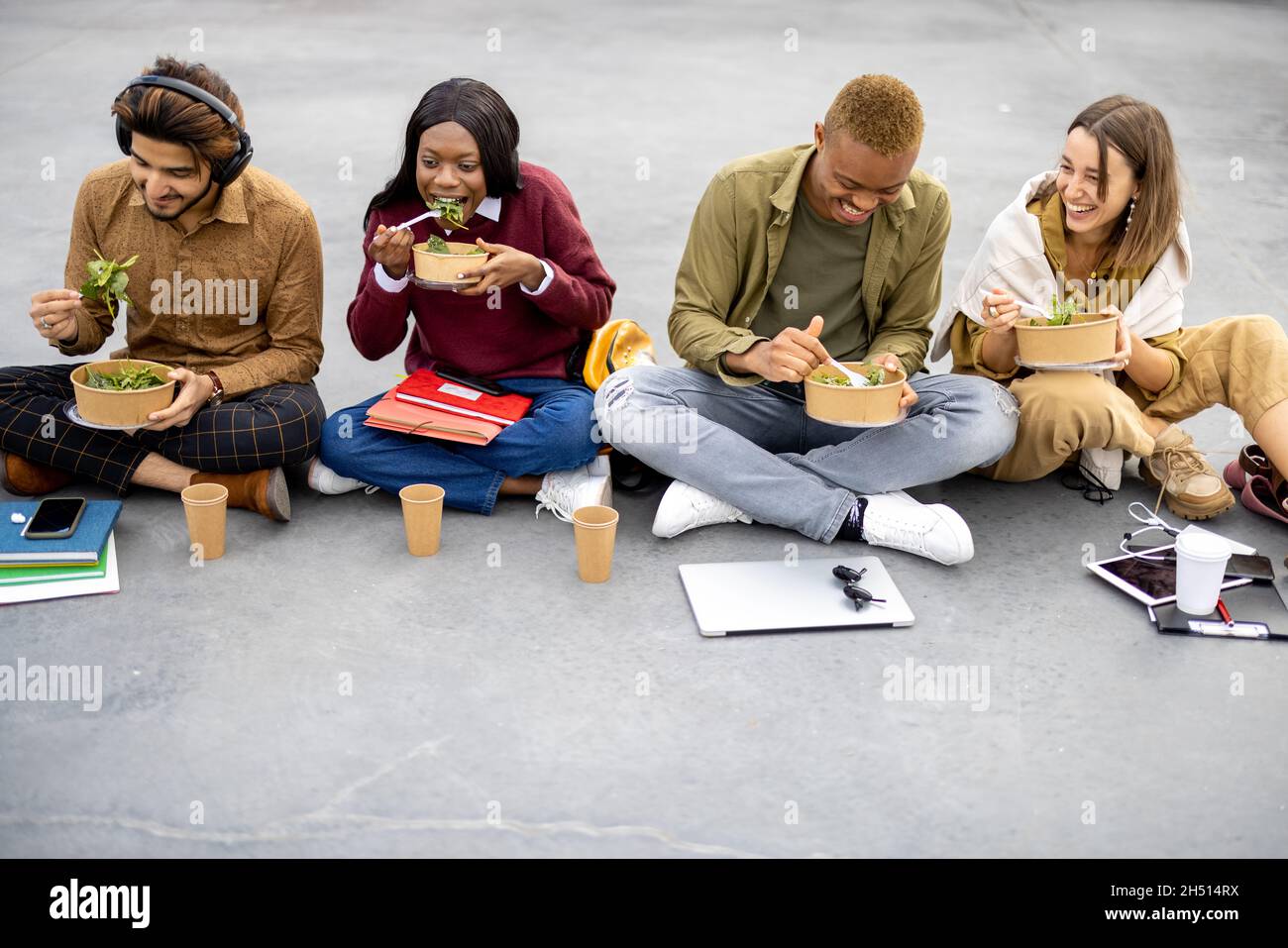 College students eating lunch hi-res stock photography and images - Alamy