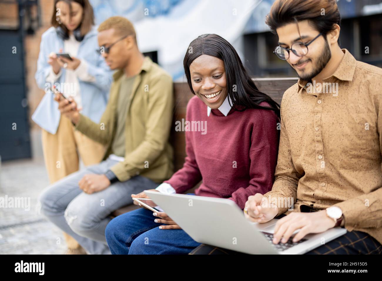 Students digital mobile learning hi-res stock photography and images ...