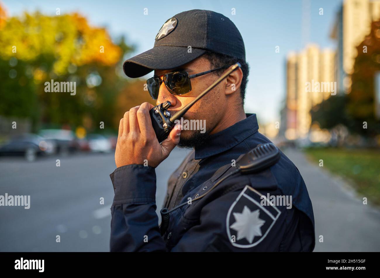 Police officer talking on the radio Stock Photo - Alamy