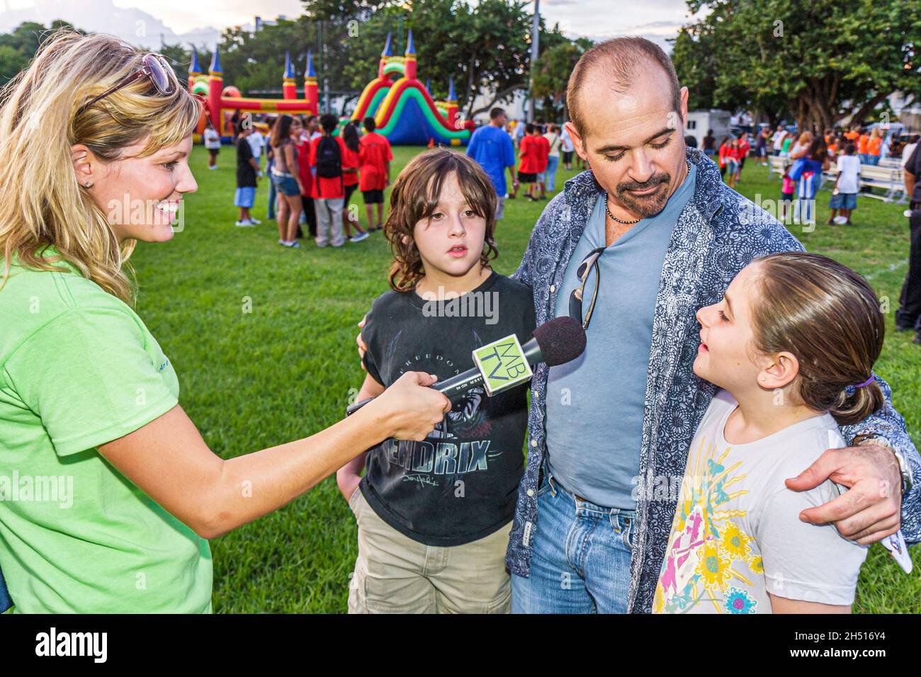 City cable journalist hi-res stock photography and images - Alamy