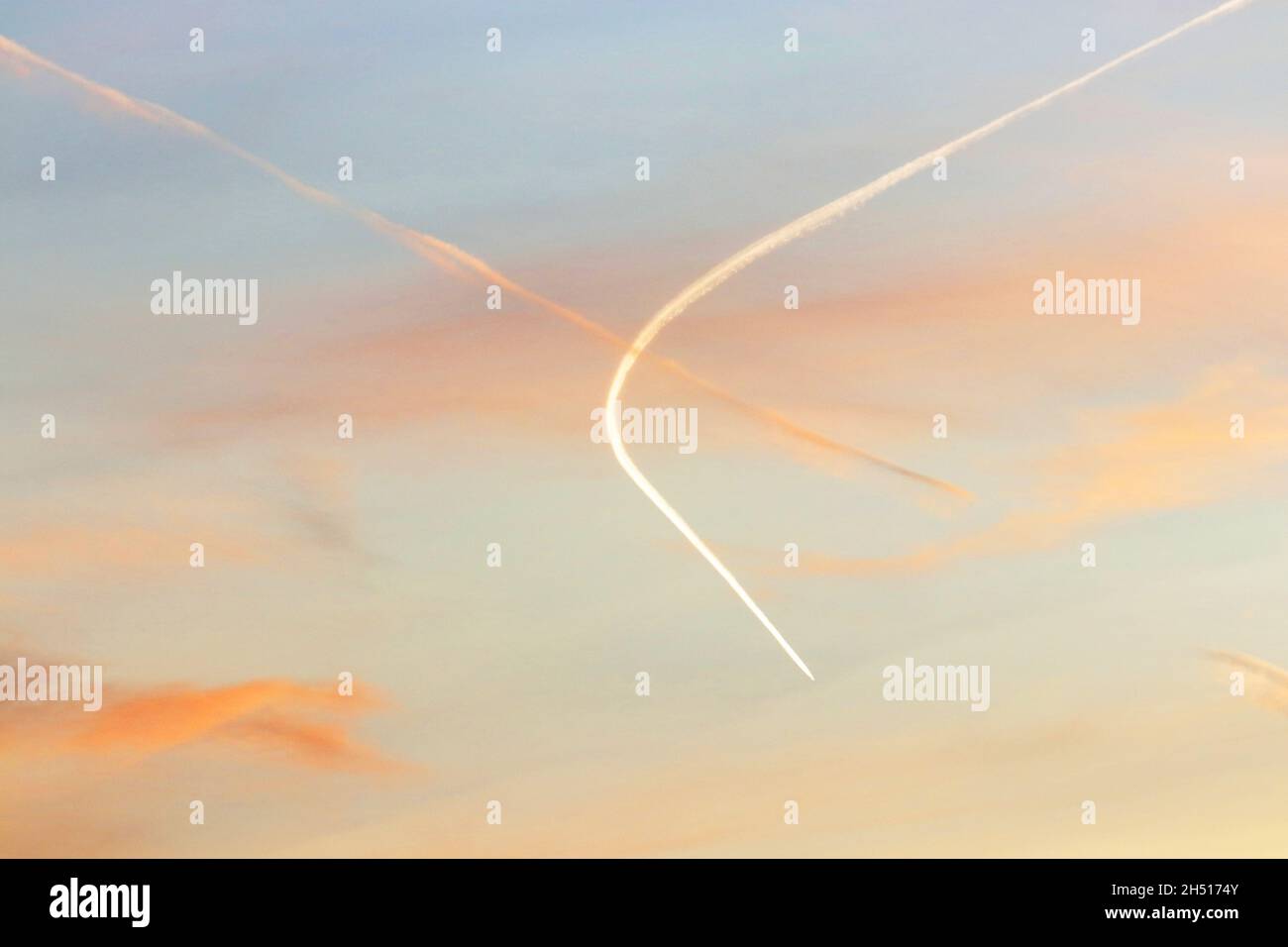 Airplanes contrail hi-res stock photography and images - Alamy