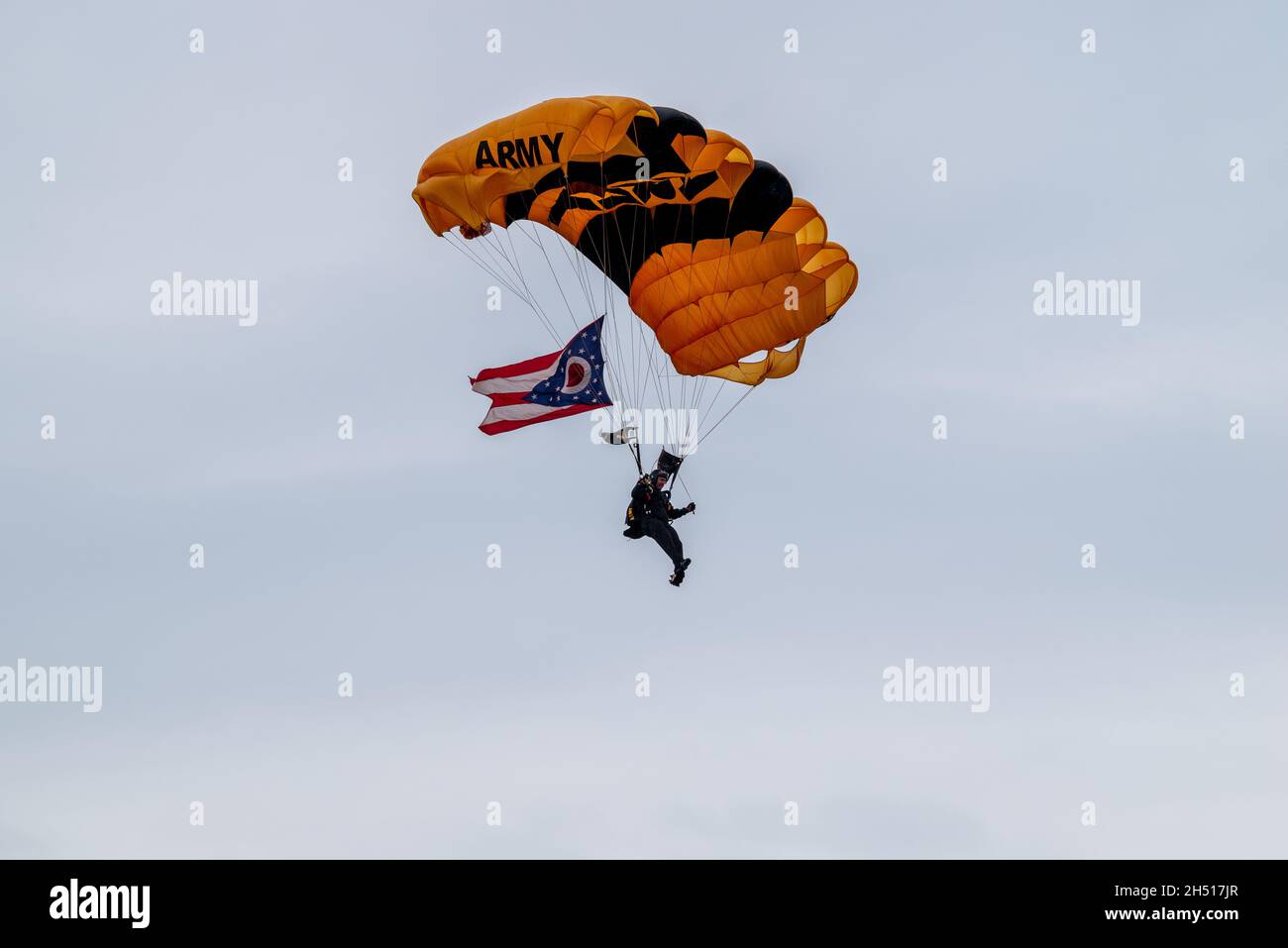 Parachuting US soldier with USA flag against a clear blue sky Stock ...