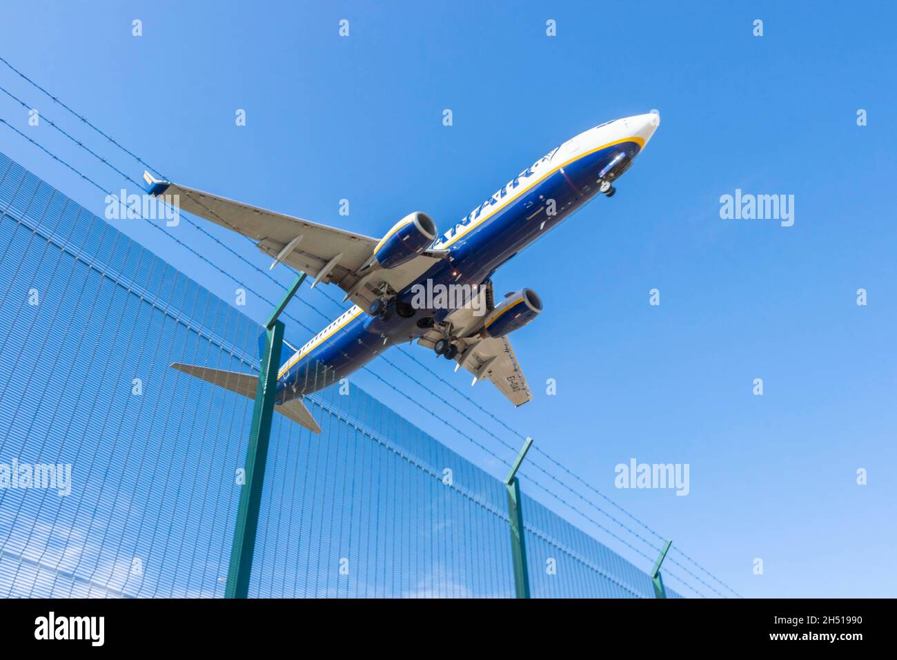 Airplane taking off and fence hi-res stock photography and images - Alamy