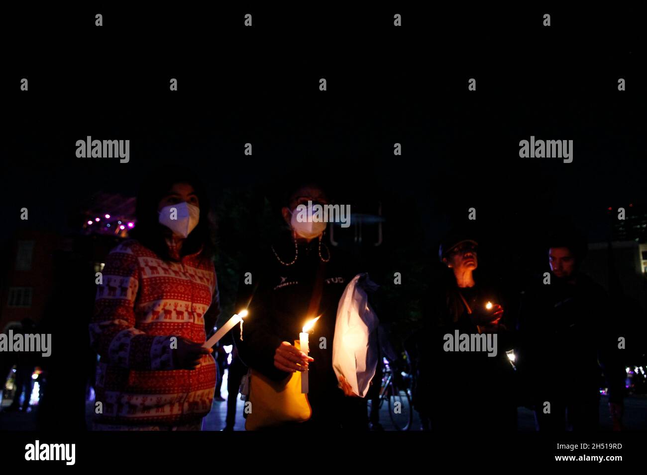 Non Exclusive: MEXICO CITY, MEXICO - NOVEMBER 4, 2021: Persons support ...