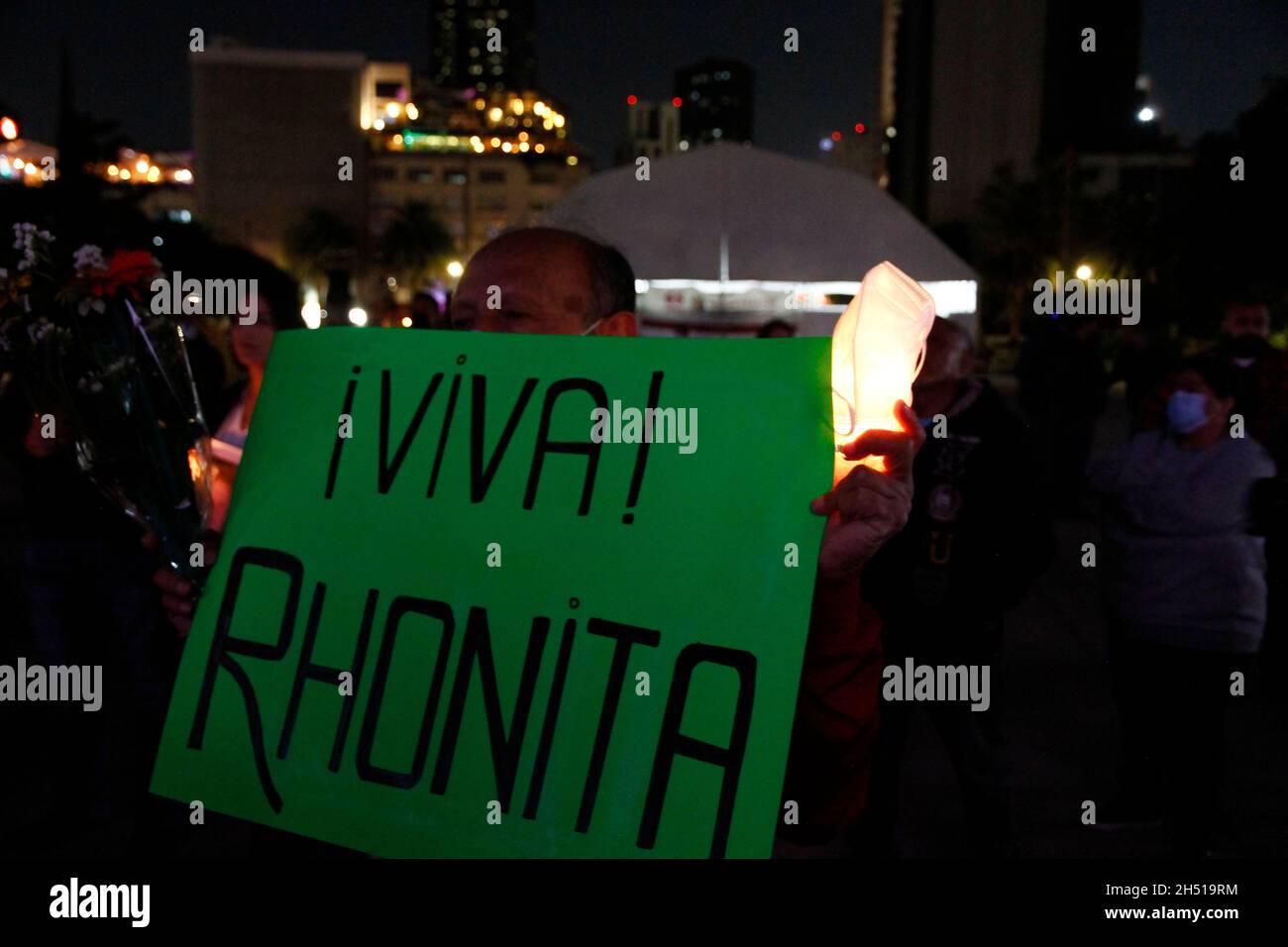 Non Exclusive: MEXICO CITY, MEXICO - NOVEMBER 4, 2021: Persons support ...