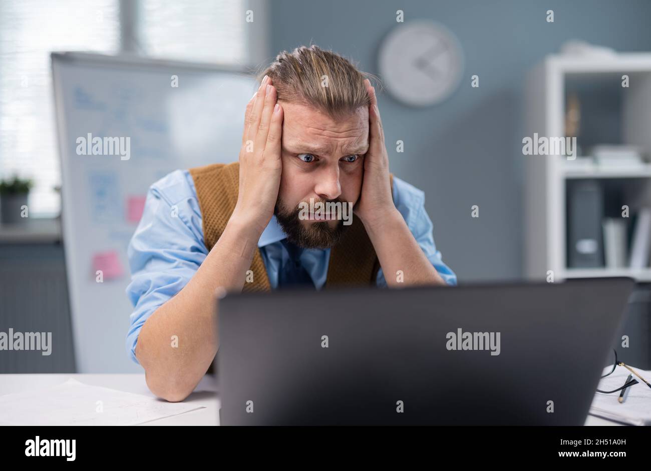 Shocked man looking on computer Stock Photo - Alamy