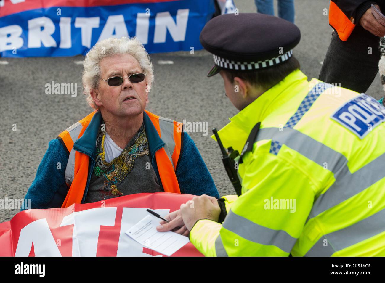 London, UK. 4th November, 2021. A Metropolitan Police officer speaks to ...