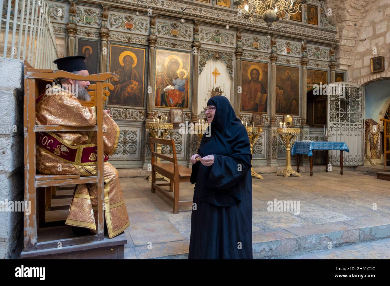 Nun speaks hi-res stock photography and images - Alamy