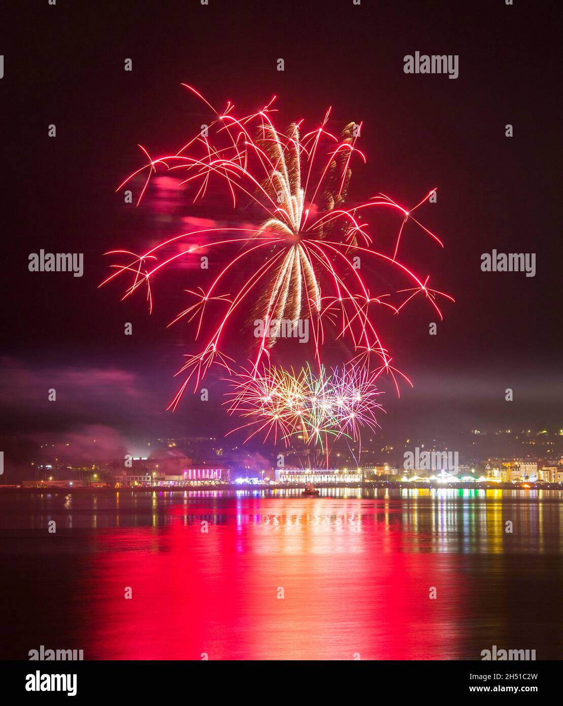 Weymouth, Dorset, UK. 5th November 2021. Guy Fawkes night fireworks ...