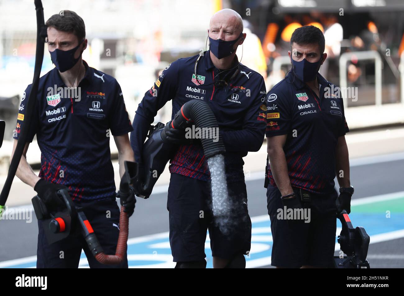 Red bull f1 mechanics hi-res stock photography and images - Alamy