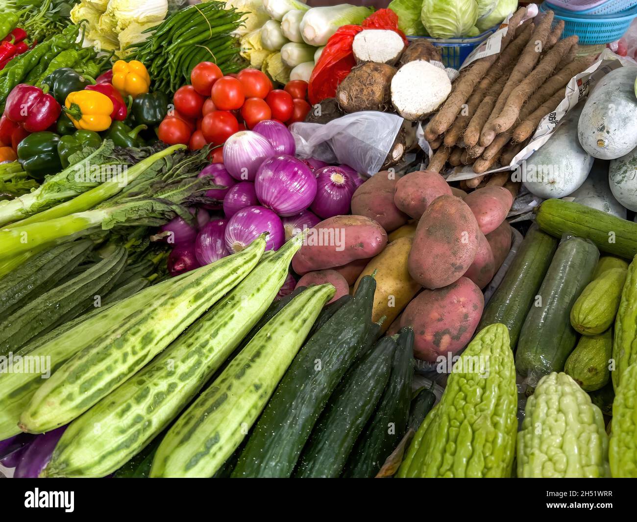 The vegetable and fruit stalls in the Chinese vegetable market are full ...
