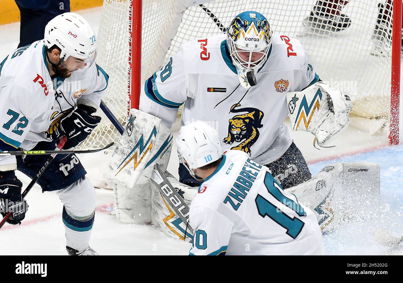 Riga, Latvia. 5th Nov, 2021. HC Sochi's goalkeeper Maxim Tretyak (R ...