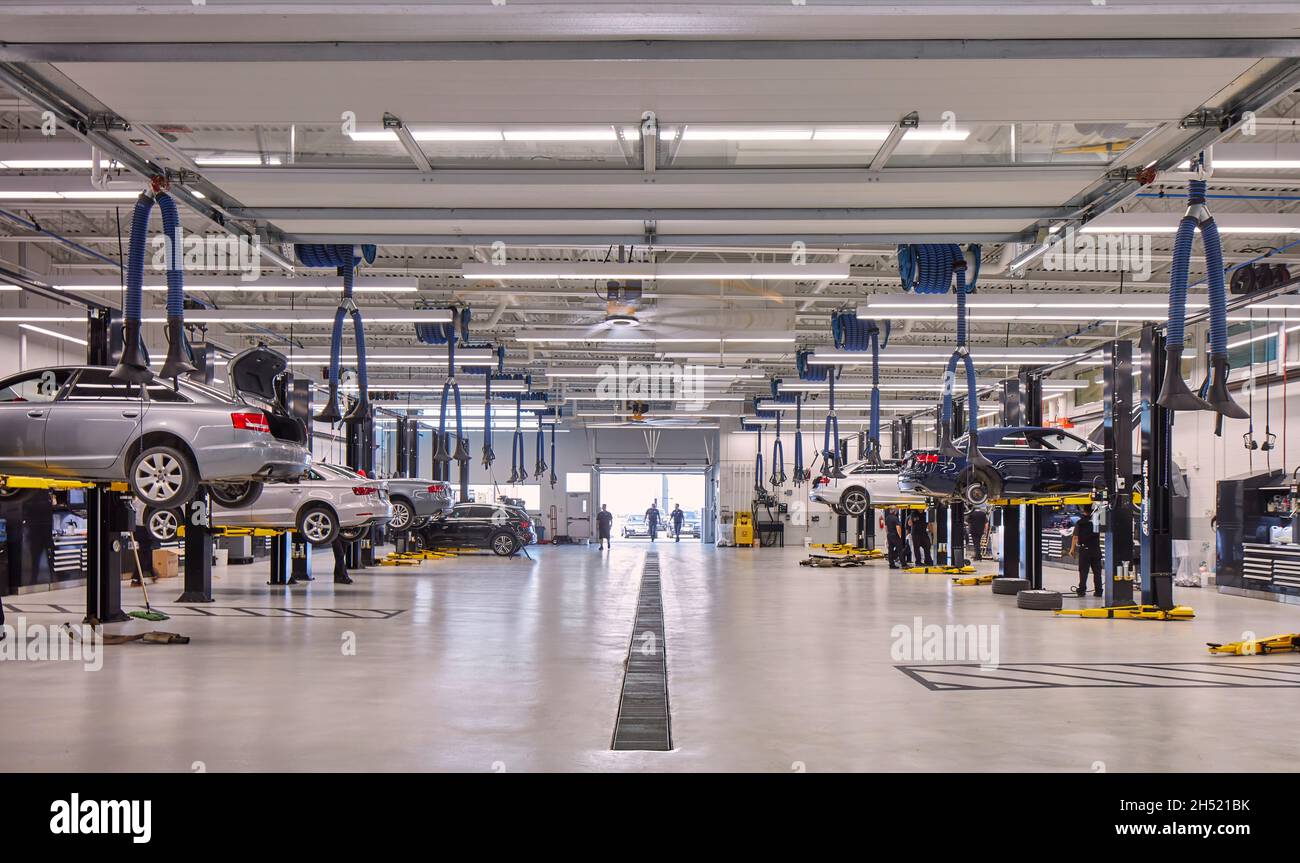 Electric car shop bmw hi-res stock photography and images - Alamy