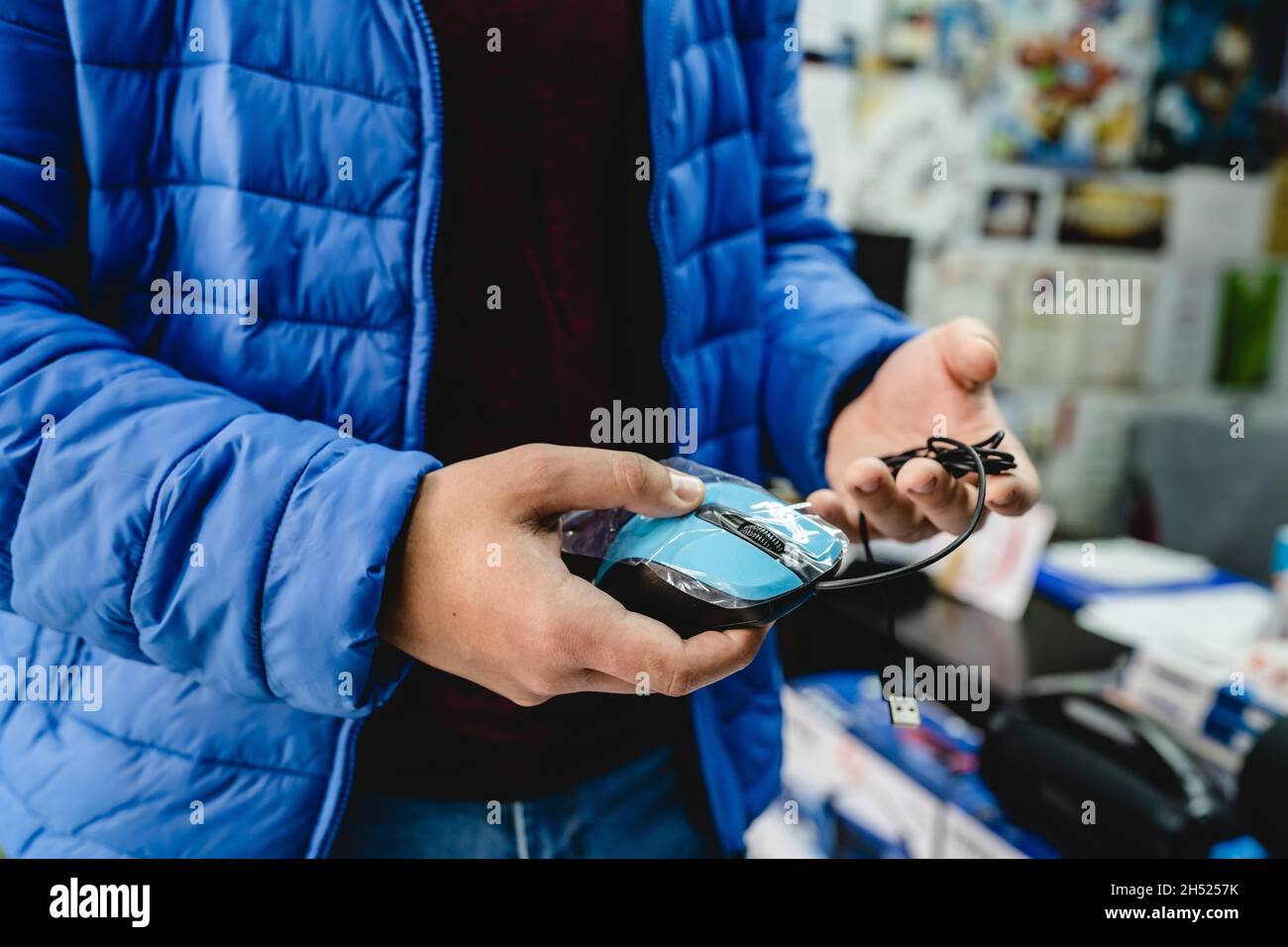 Man holding computer mouse hi-res stock photography and images - Alamy