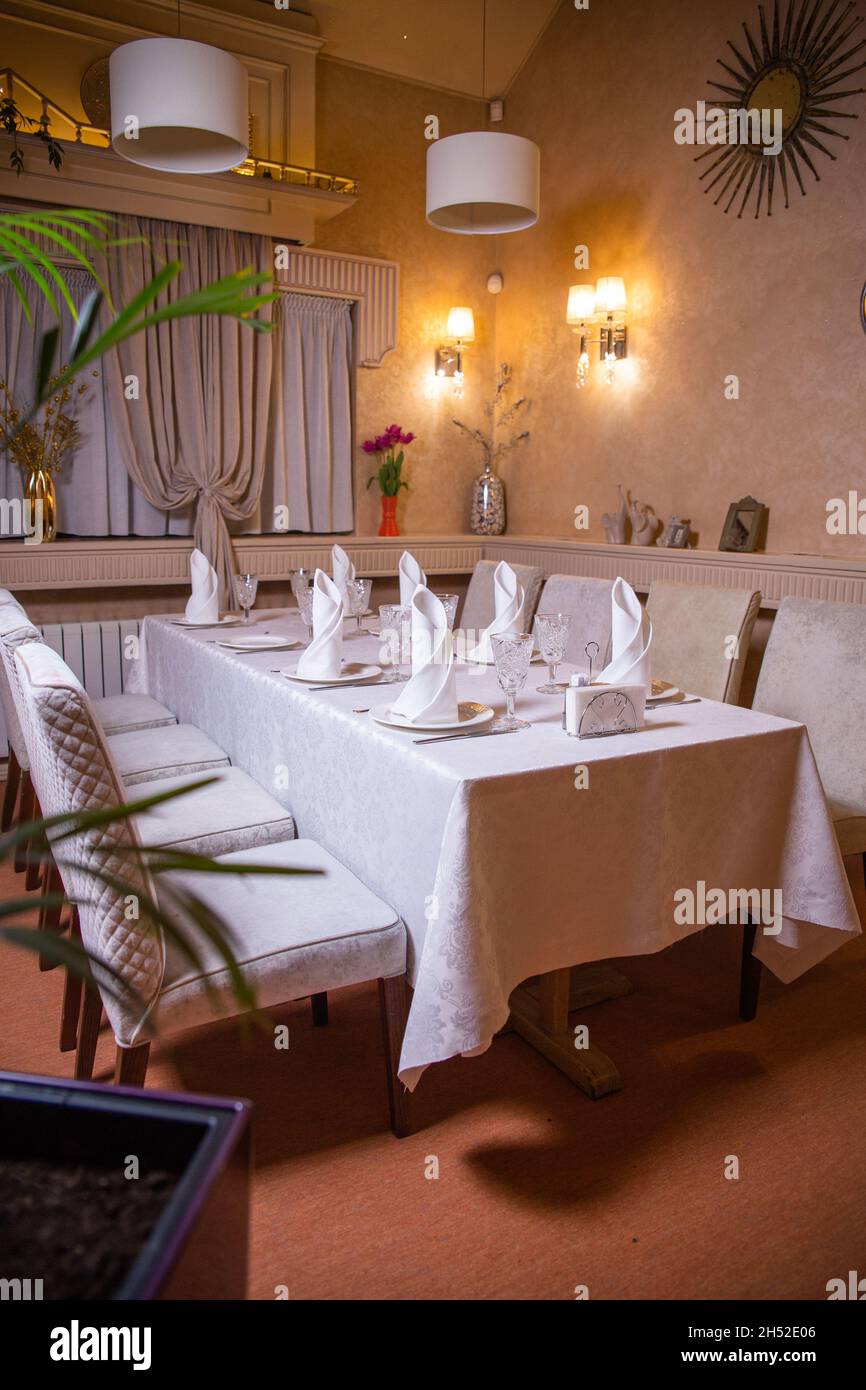 Formal table setting family hi-res stock photography and images - Alamy