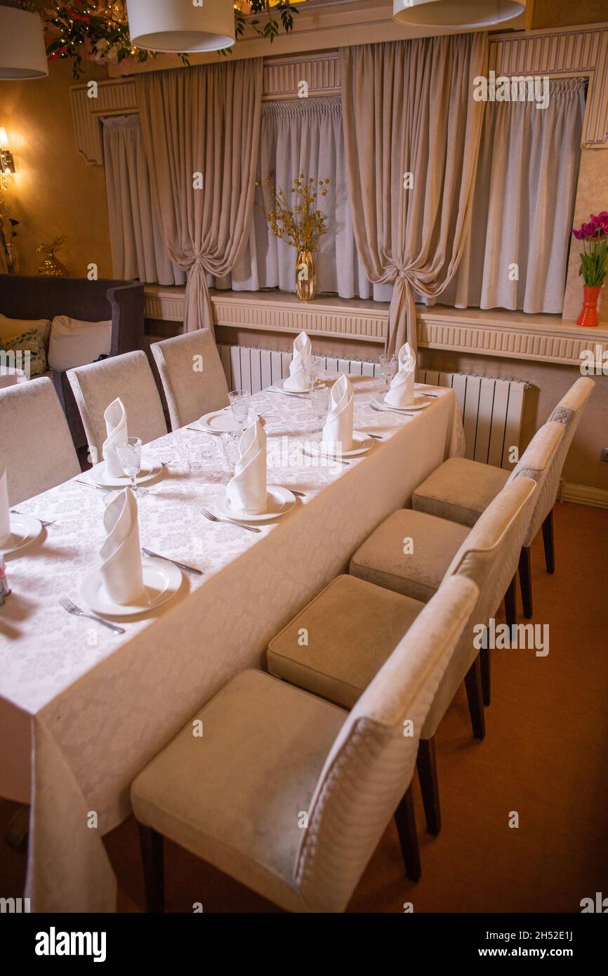 Family dining in restaurant inside hi-res stock photography and images ...