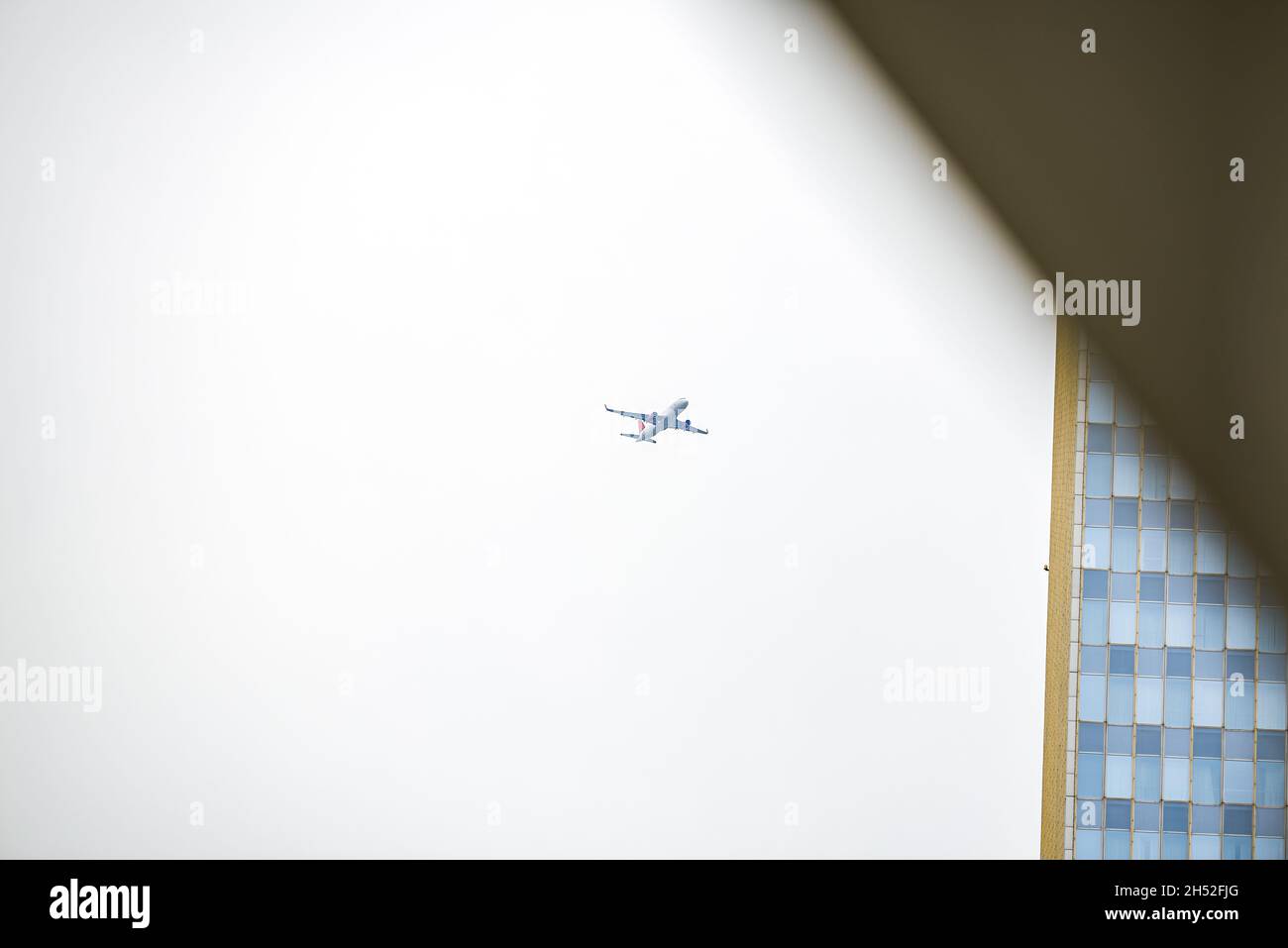 Flight over high rise buildings hi-res stock photography and images - Alamy