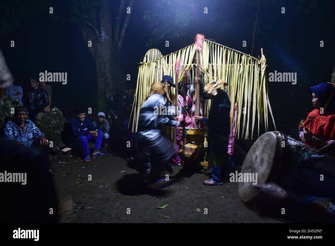 Soppeng, Indonesia. 03rd Nov, 2021. Cirowali residents hold a ...