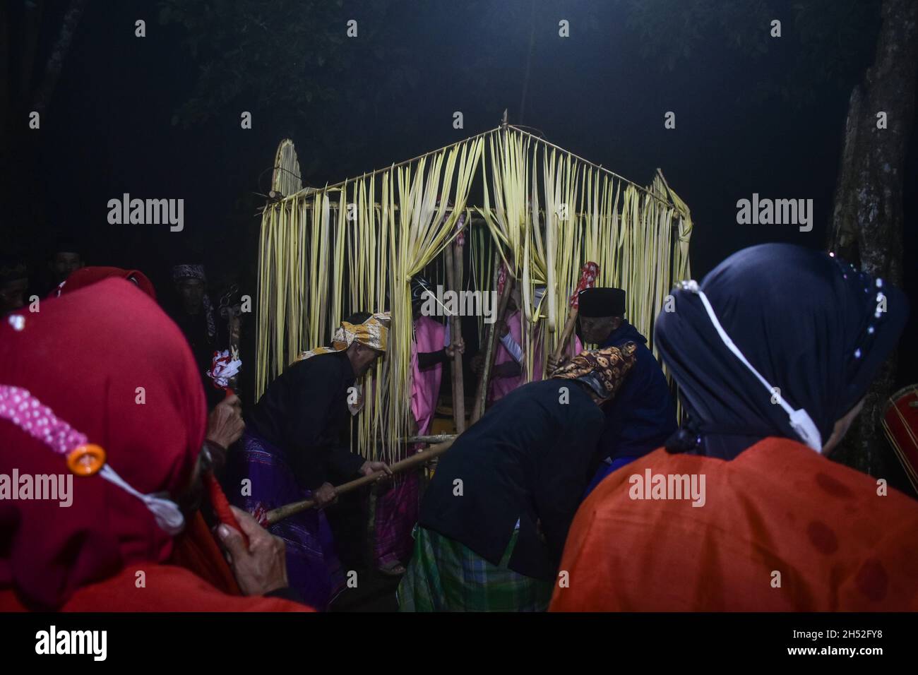 Soppeng, Indonesia. 03rd Nov, 2021. Cirowali residents hold a ...
