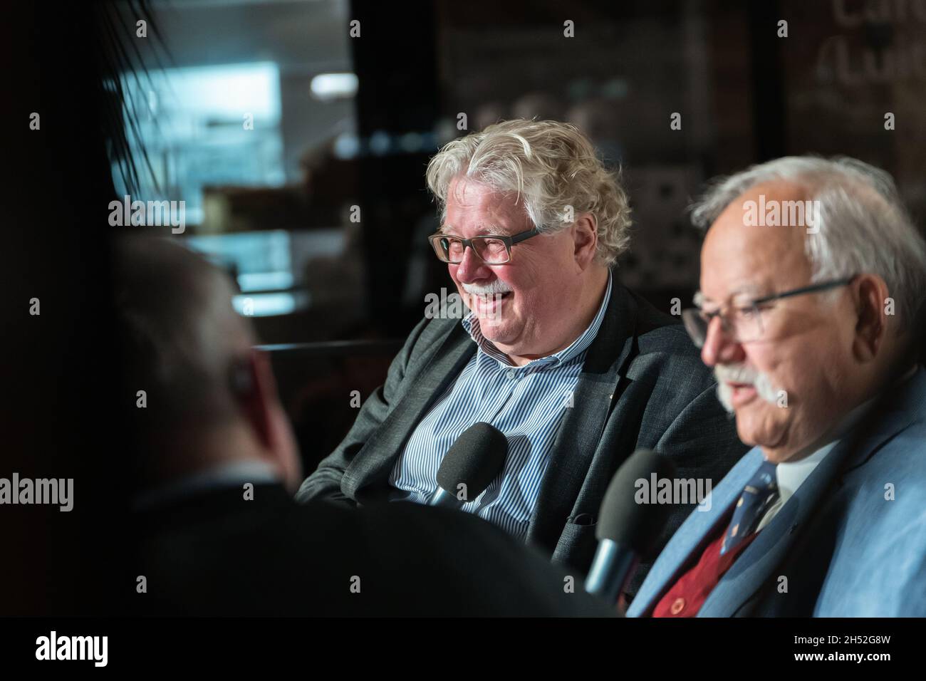 Dr. Nikolaus Birkl auf der Bühne. Am 05.11.21 fand im Café Luitpold, in ...