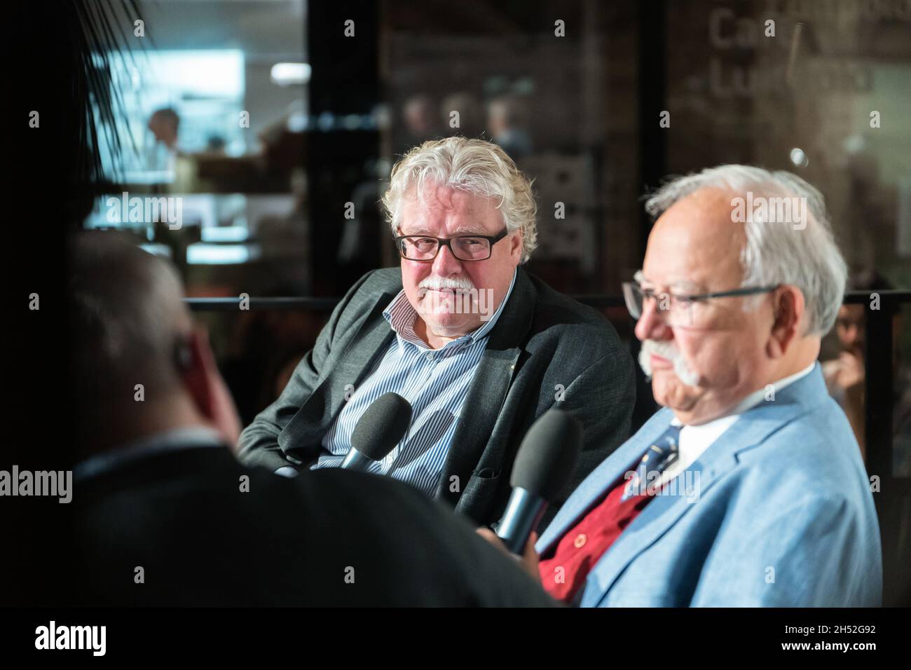 Dr. Nikolaus Birkl auf der Bühne. Am 05.11.21 fand im Café Luitpold, in ...