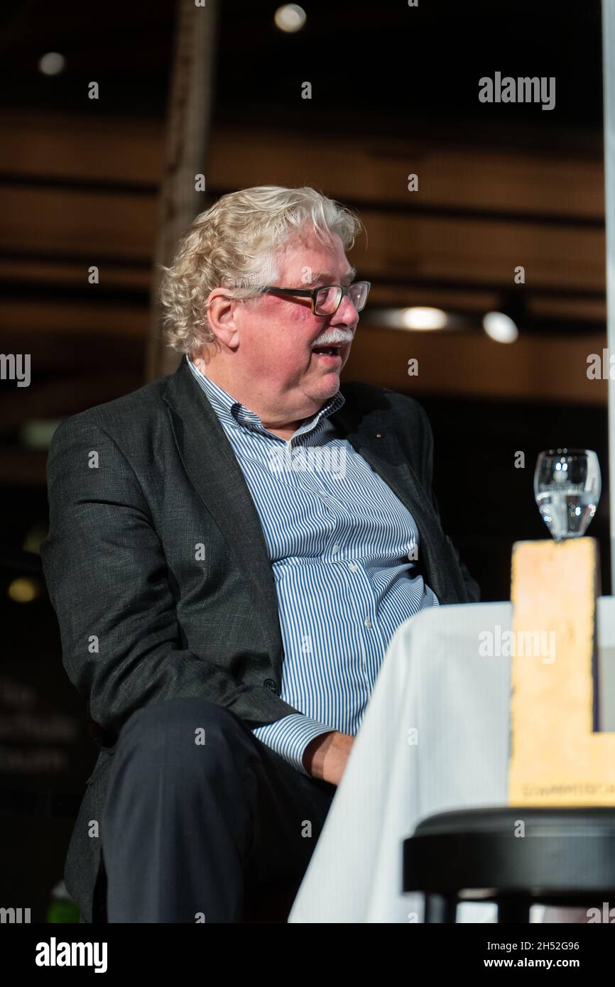 Dr. Nikolaus Birkl auf der Bühne. Am 05.11.21 fand im Café Luitpold, in ...