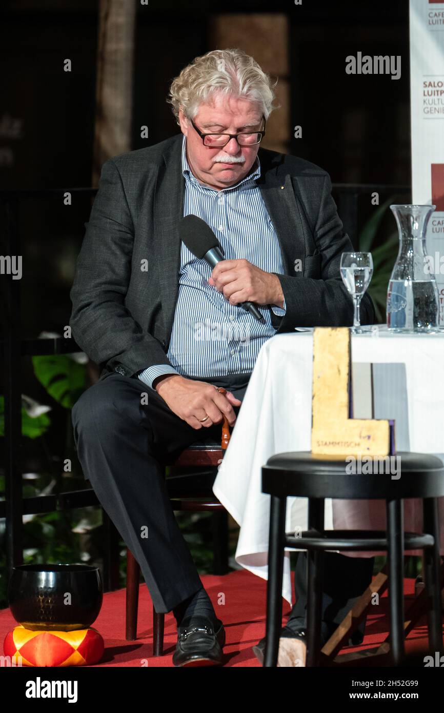 Dr. Nikolaus Birkl auf der Bühne. Am 05.11.21 fand im Café Luitpold, in ...