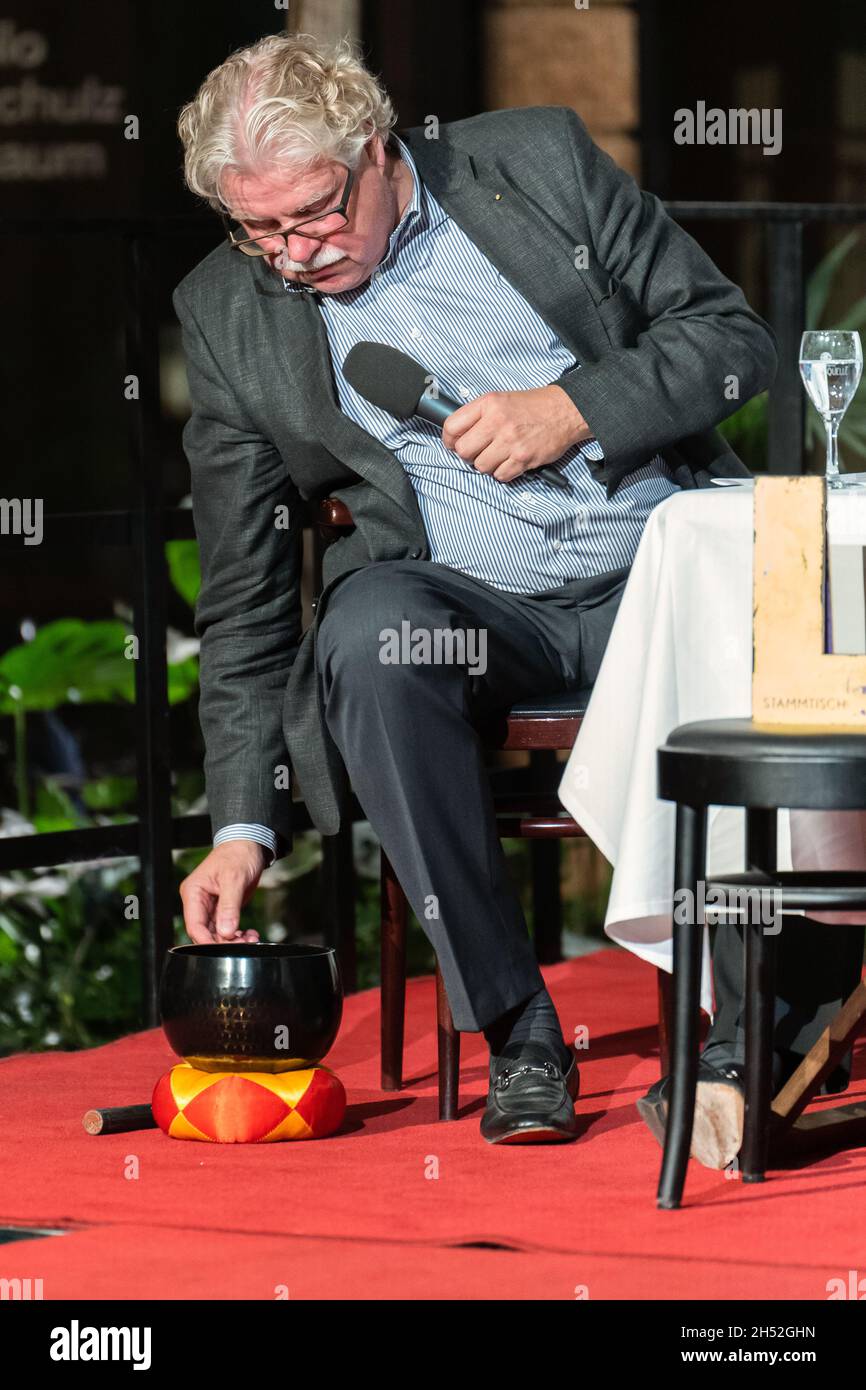 Dr. Nikolaus Birkl auf der Bühne. Am 05.11.21 fand im Café Luitpold, in ...