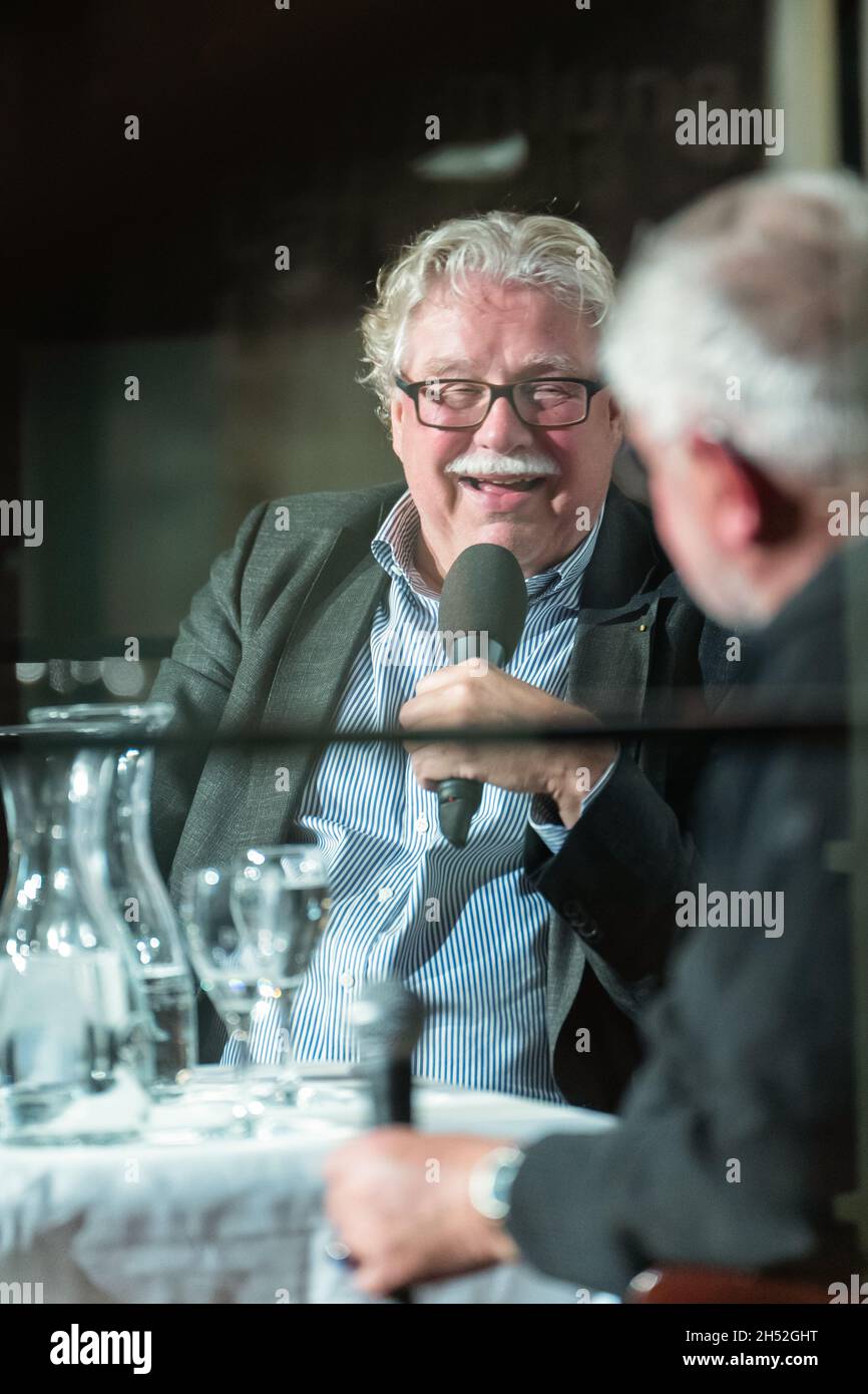 Dr. Nikolaus Birkl auf der Bühne. Am 05.11.21 fand im Café Luitpold, in ...