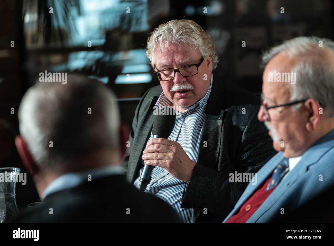 Dr. Nikolaus Birkl auf der Bühne. Am 05.11.21 fand im Café Luitpold, in ...