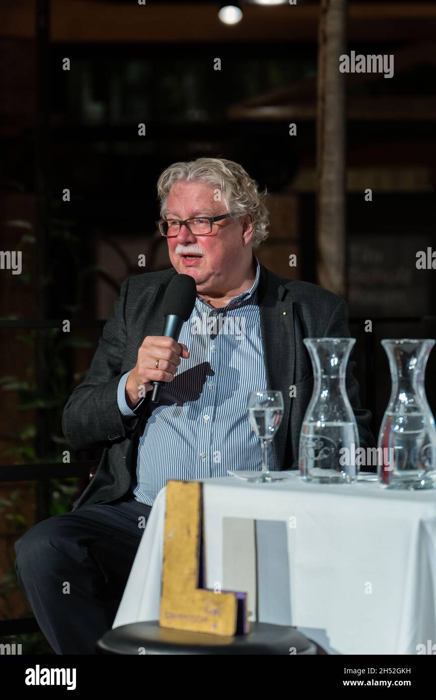 Dr. Nikolaus Birkl auf der Bühne. Am 05.11.21 fand im Café Luitpold, in ...