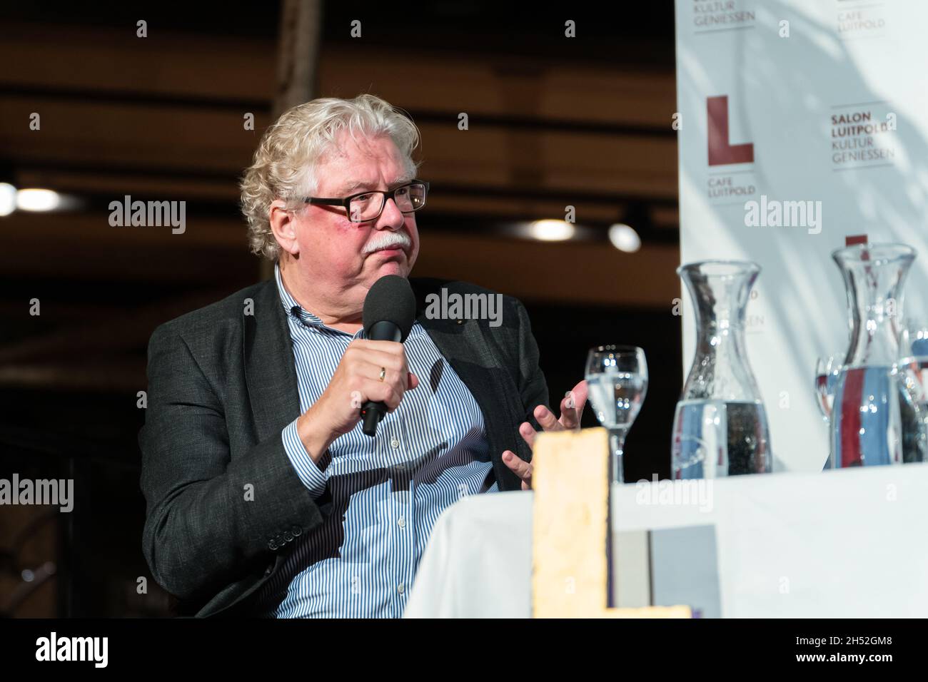 Dr. Nikolaus Birkl auf der Bühne. Am 05.11.21 fand im Café Luitpold, in ...