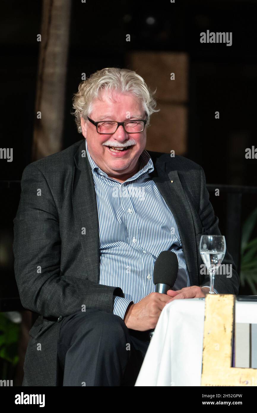 Dr. Nikolaus Birkl auf der Bühne. Am 05.11.21 fand im Café Luitpold, in ...