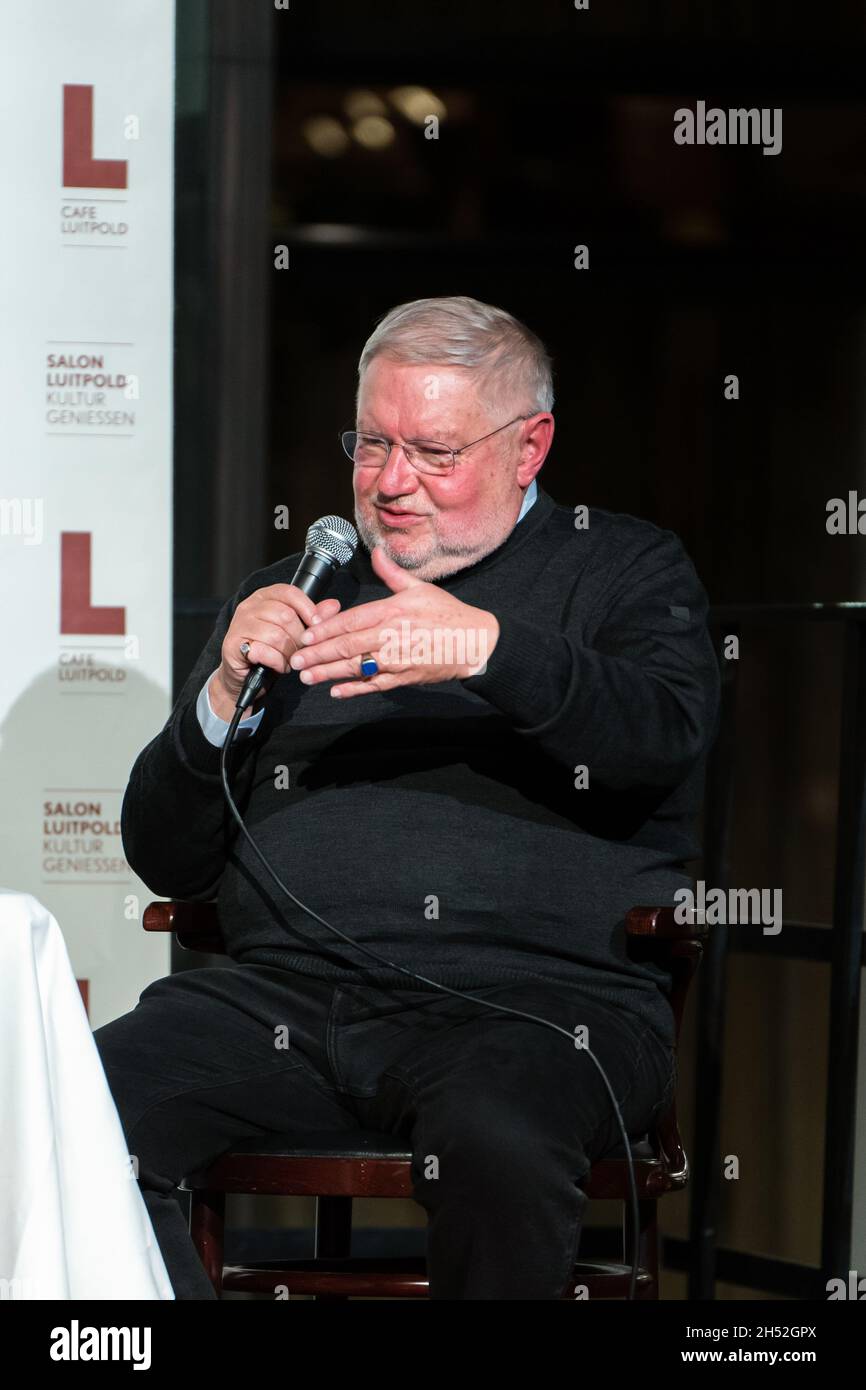 Anselm Bilgri lächelt auf der Bühne. Am 05.11.21 fand im Café Luitpold ...