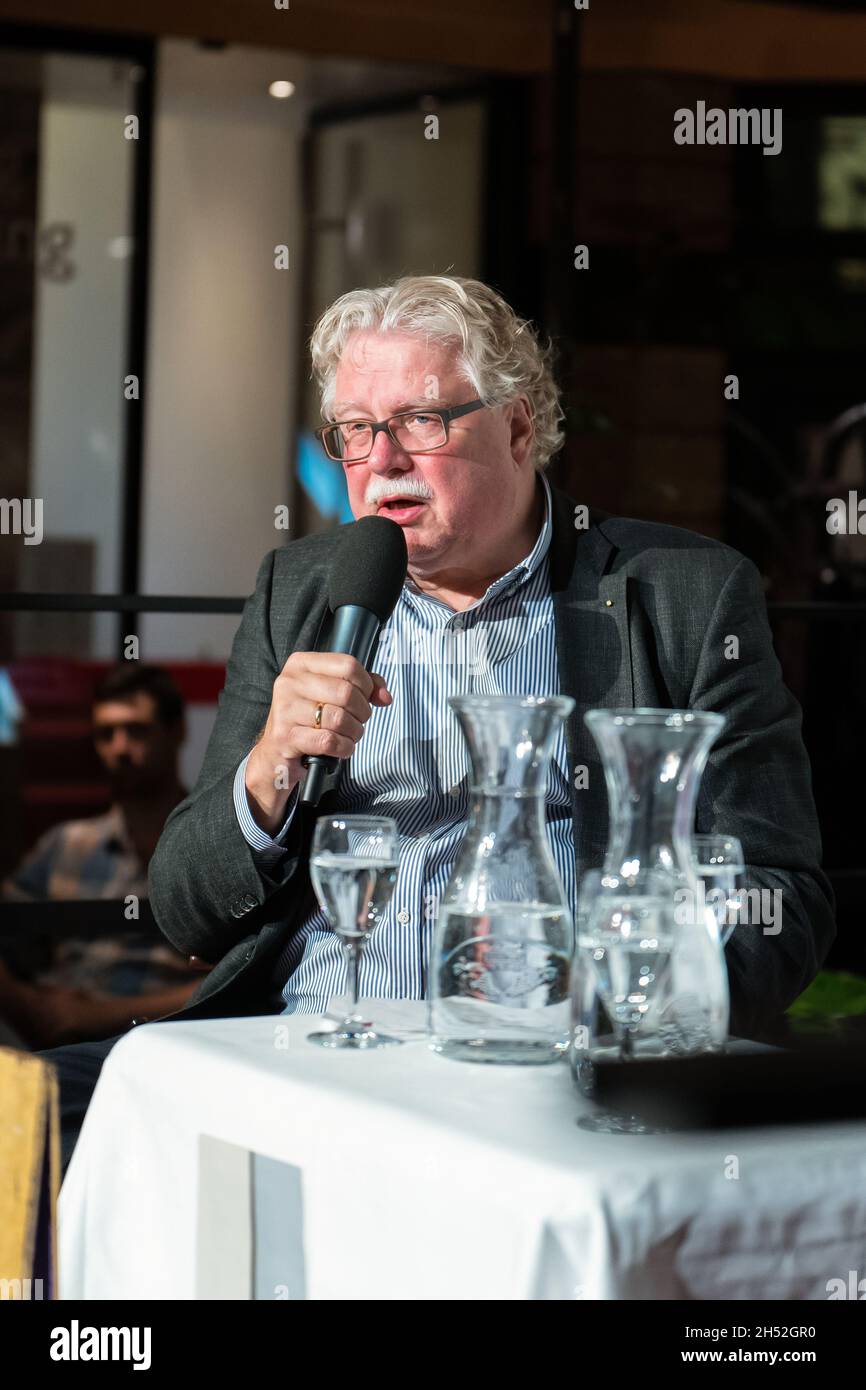 Dr. Nikolaus Birkl auf der Bühne. Am 05.11.21 fand im Café Luitpold, in ...