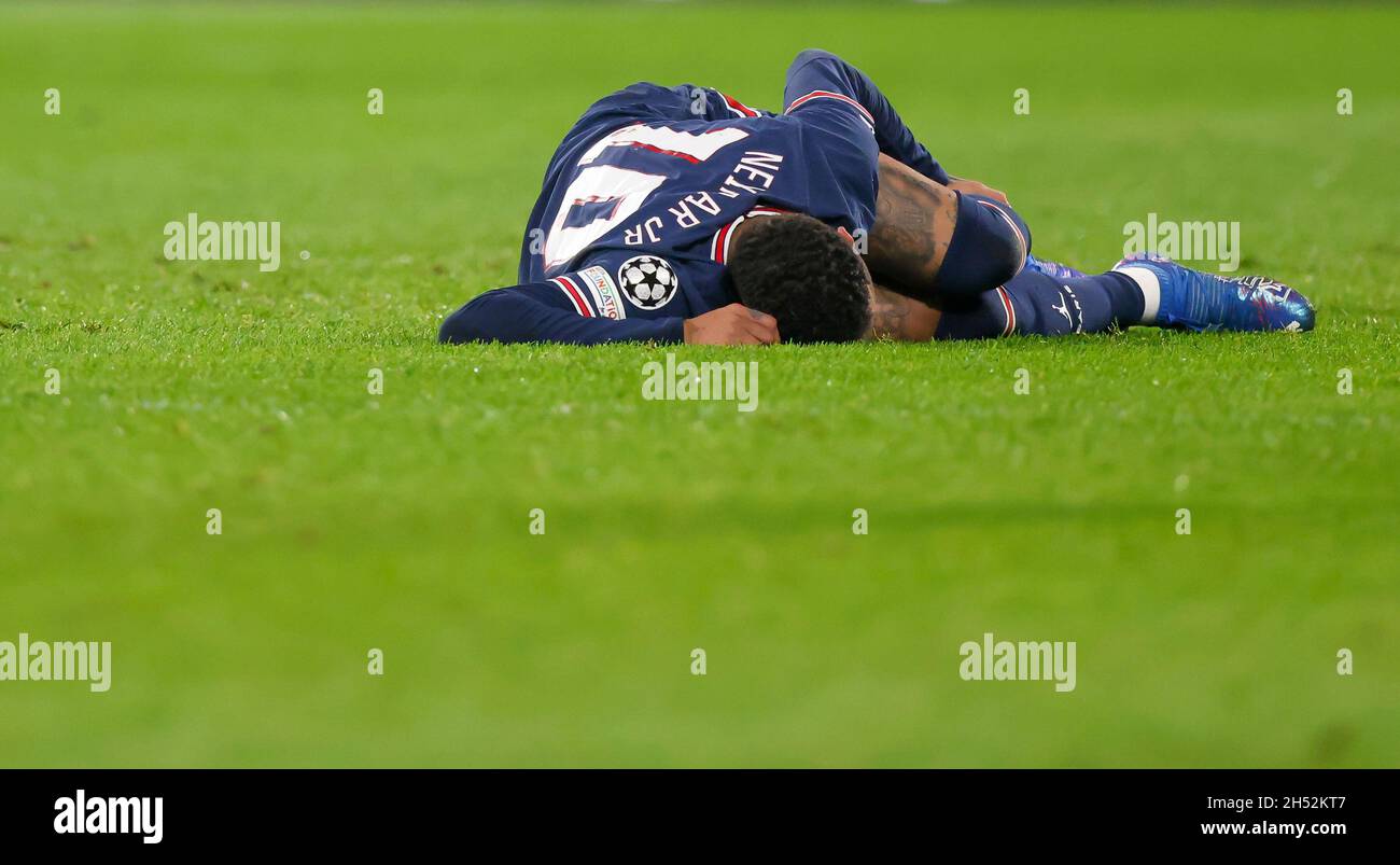 Soccer foul neymar hi-res stock photography and images - Alamy